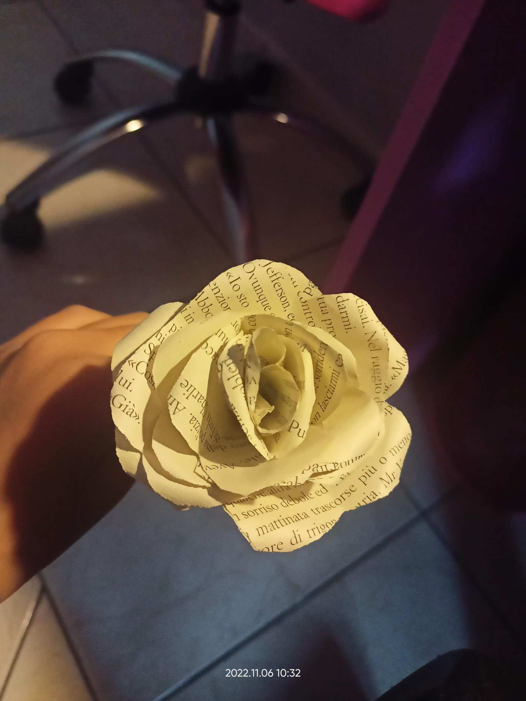 How to Make Book Page Flowers : 7 Steps (with Pictures) - Instructables