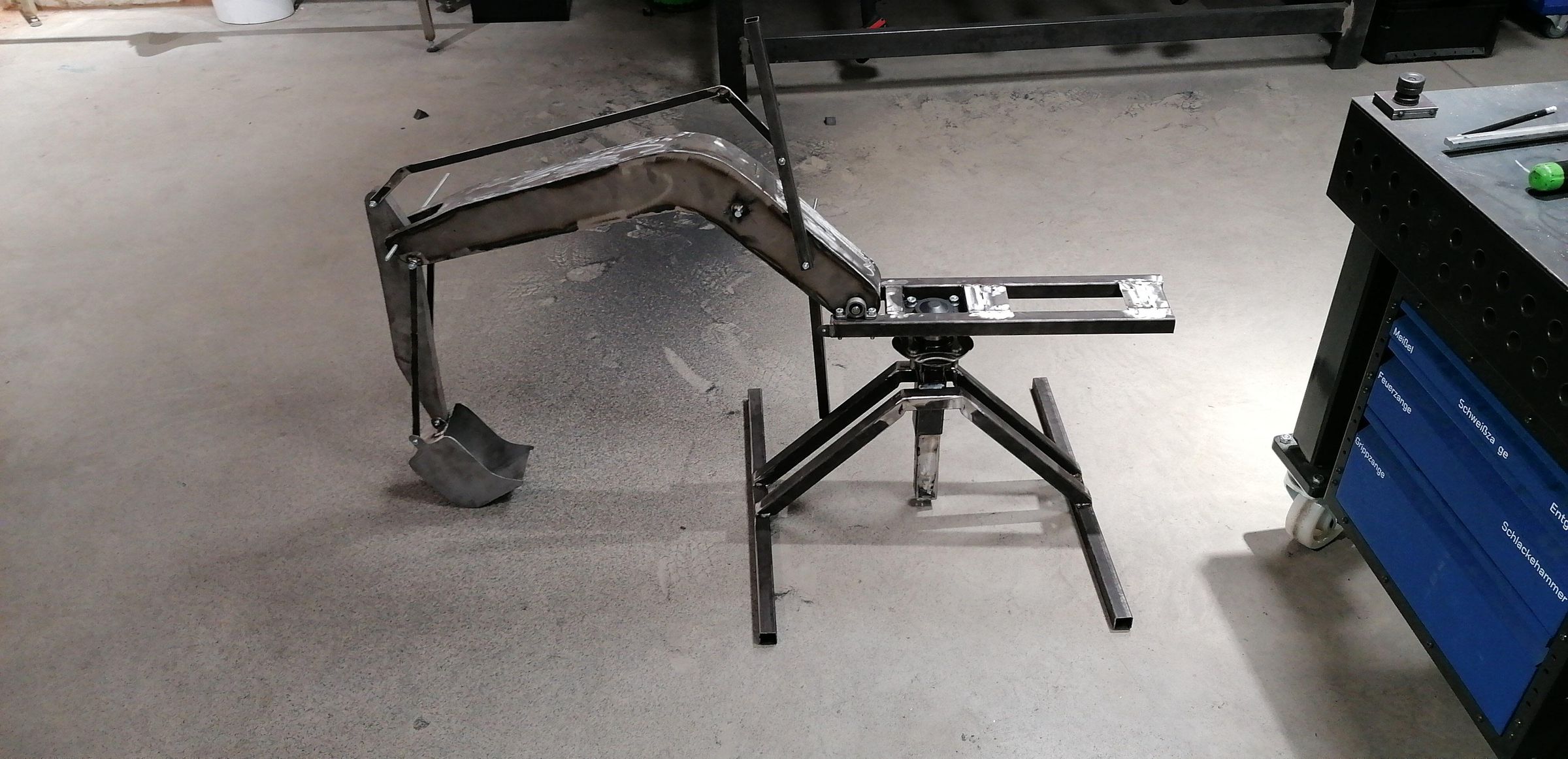 Metal Sandbox Excavator With Realistic Scooping Motion : 4 Steps (with ...
