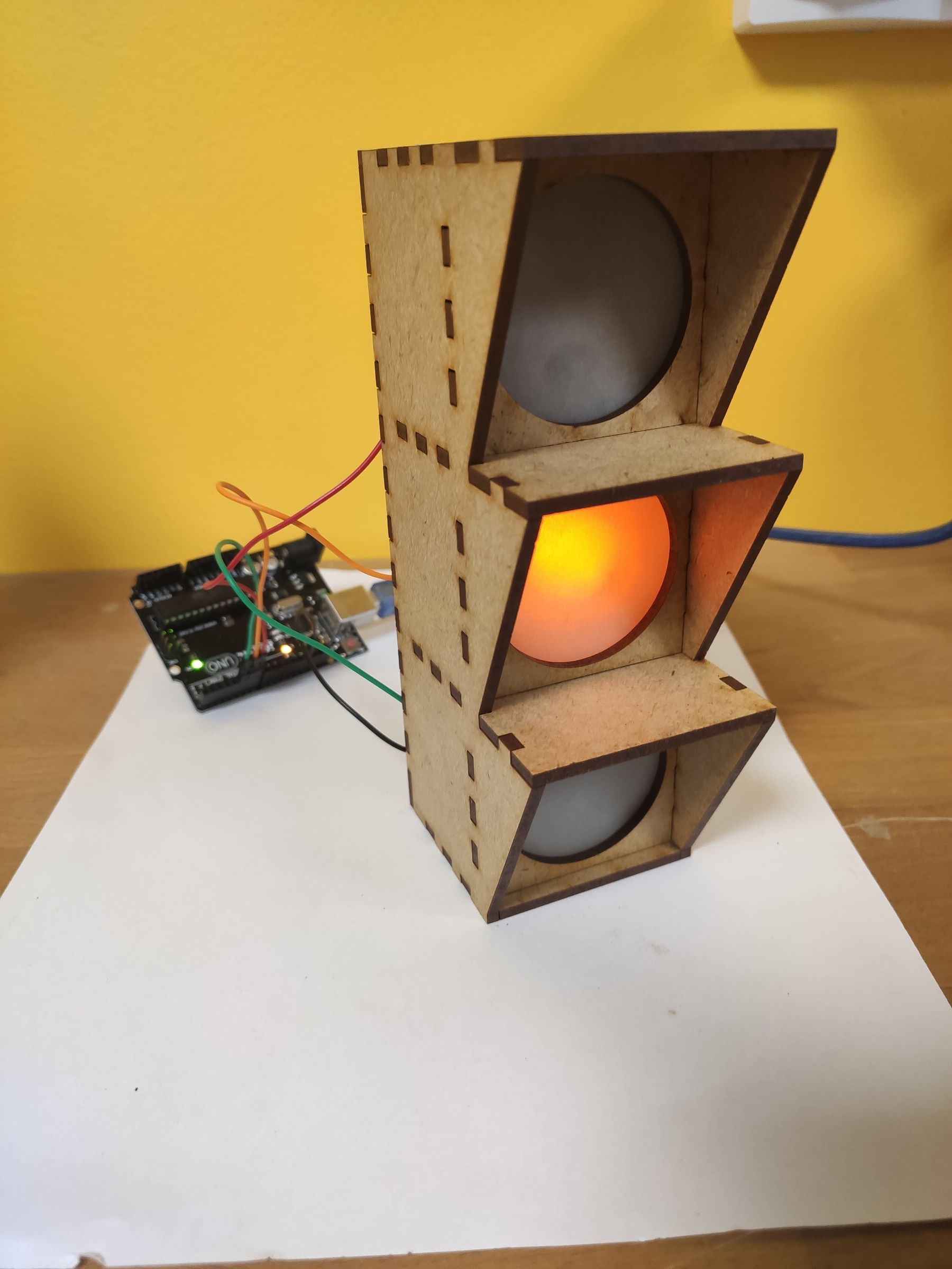 Traffic Light / Feu Tri-Color ! : 11 Steps - Instructables