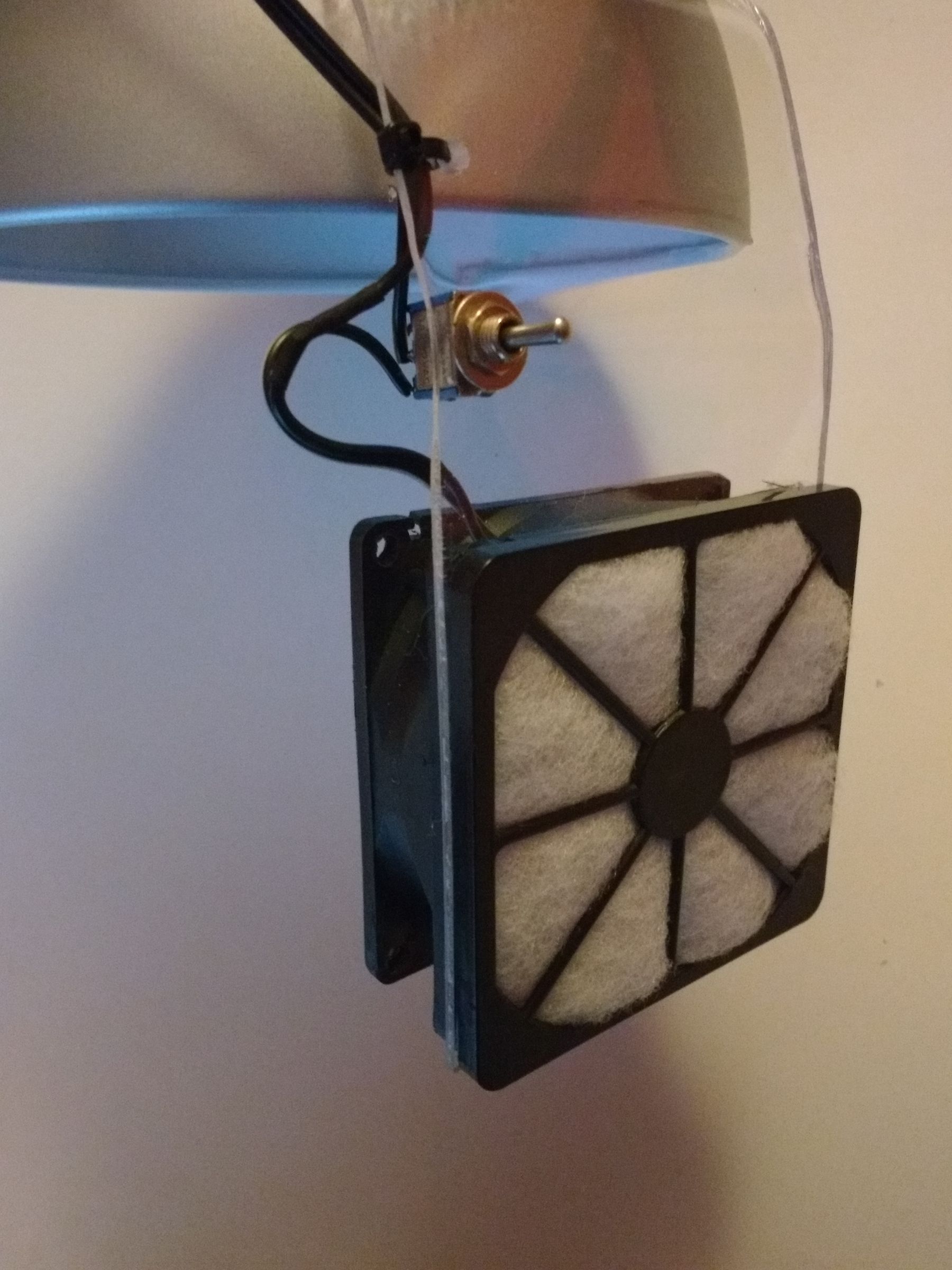 Desk Lamp Smoke Extractor : 4 Steps (with Pictures) - Instructables