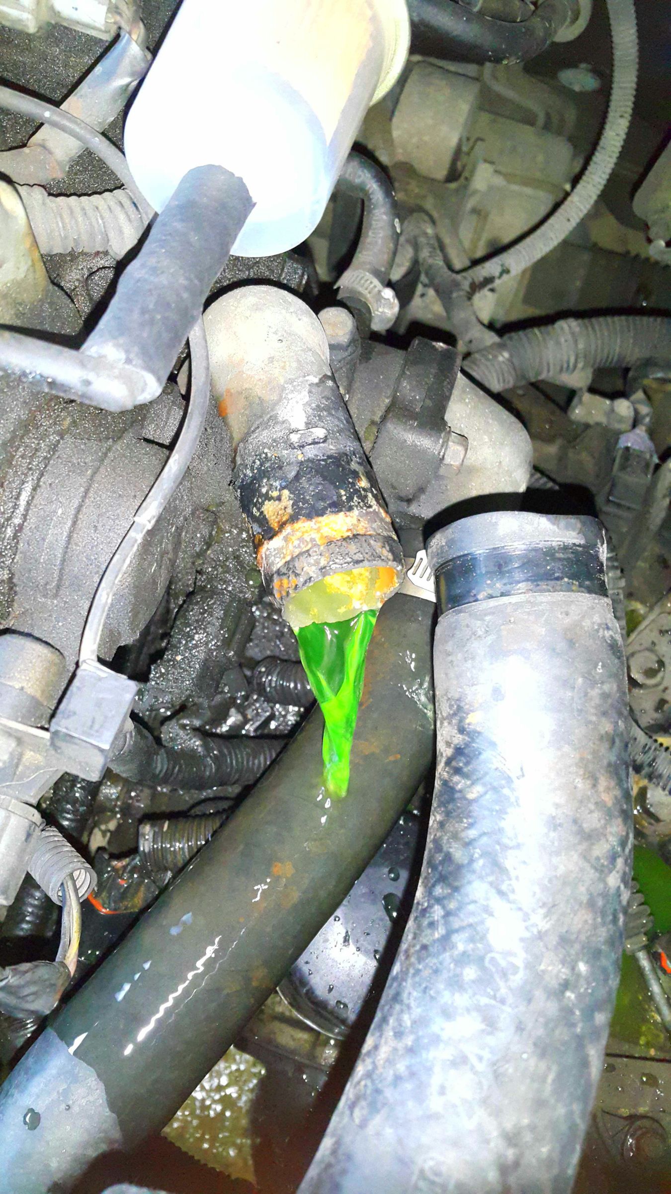 Replacing an Upper Radiator Hose (Hyundai Trajet) : 3 Steps - Instructables