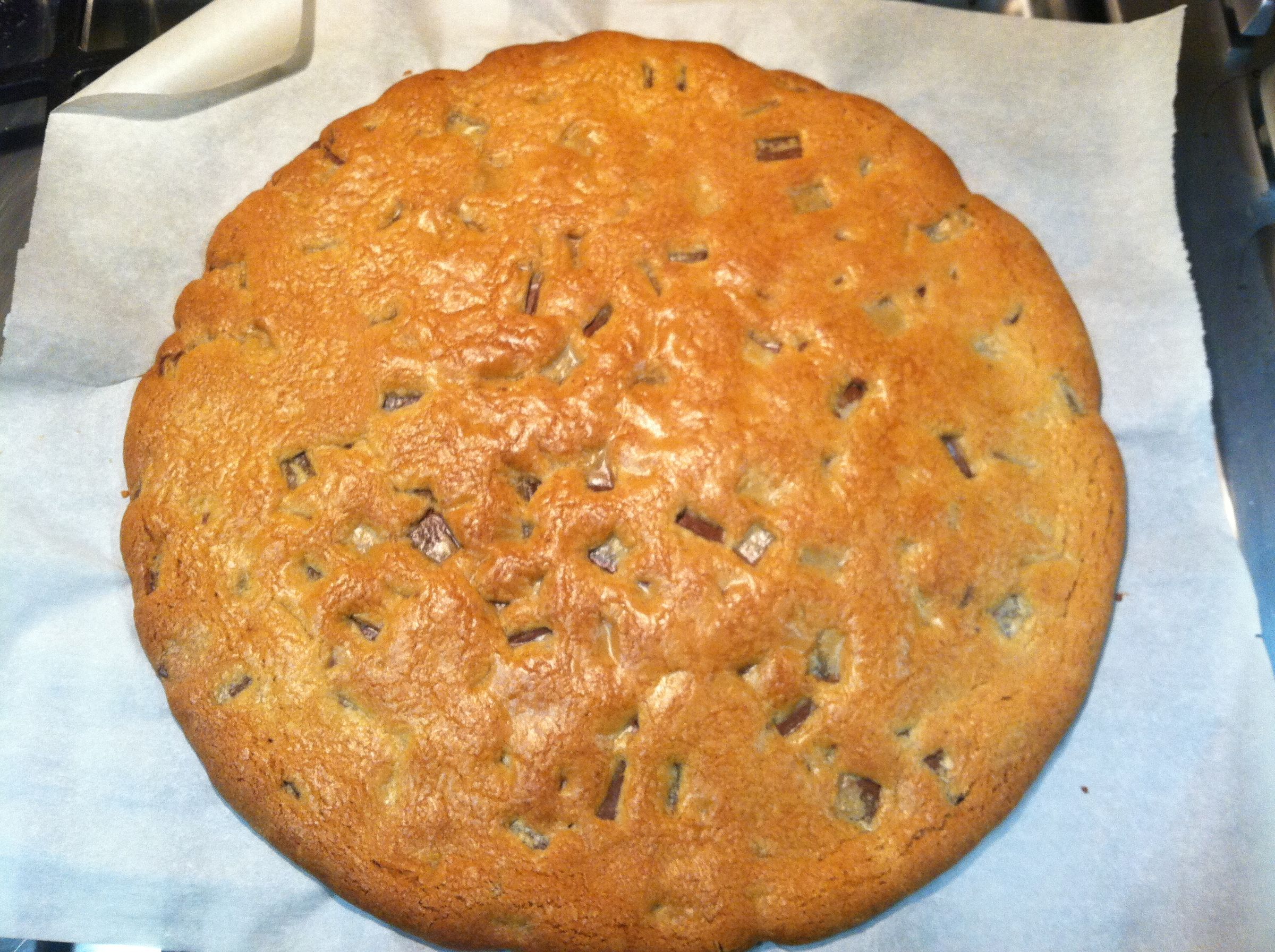 Giant, Chewy Chocolate Chip Cookie (with Pictures) - Instructables