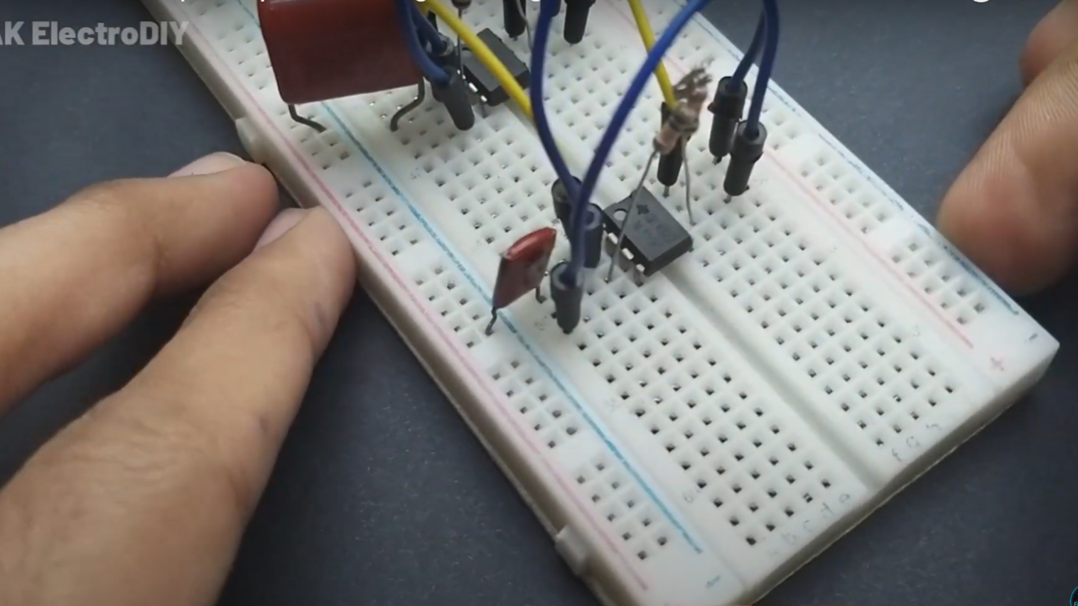 Airplane Nav Lights Using 555 Timer IC : 10 Steps - Instructables