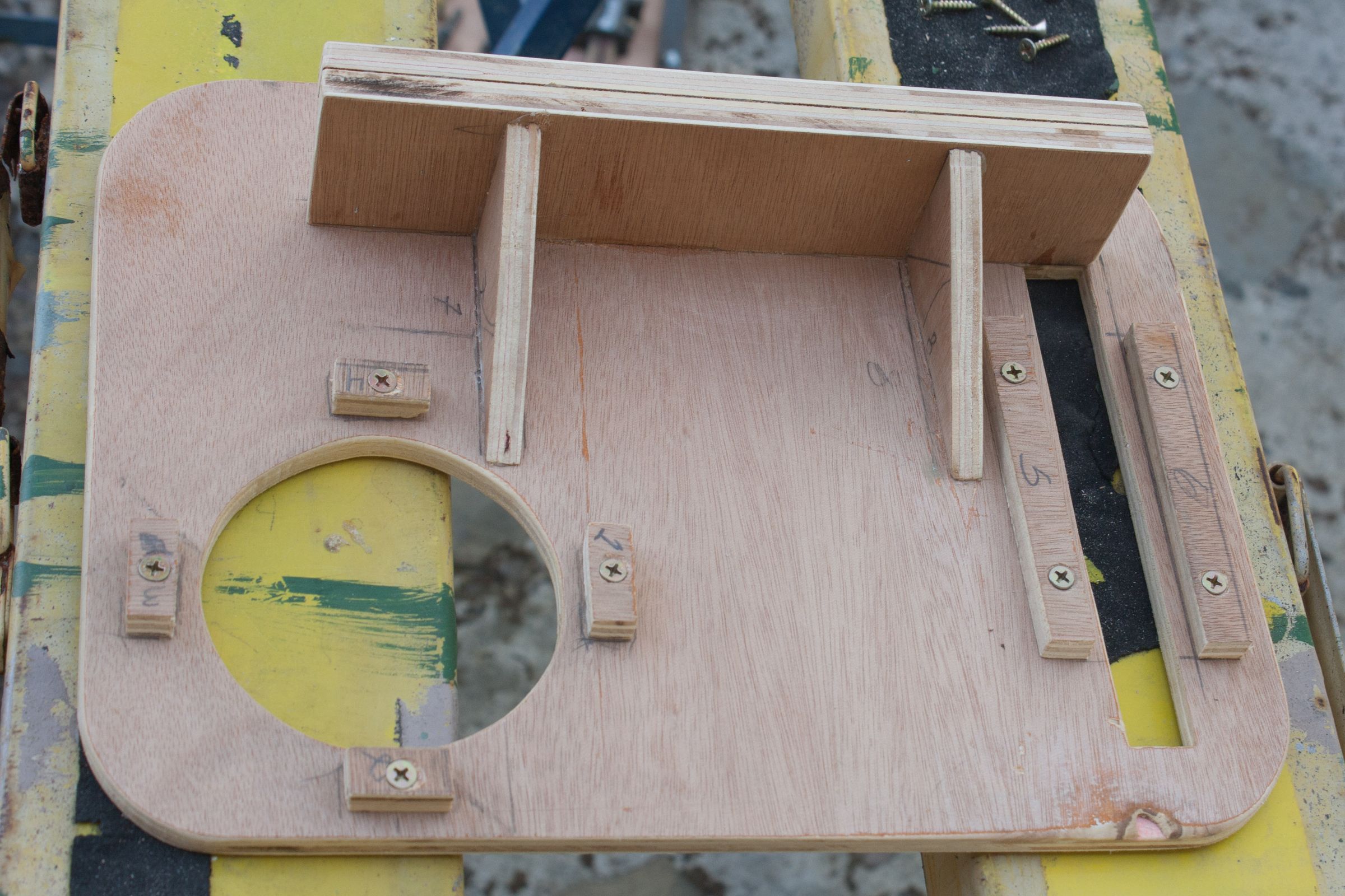 Side Table for a Zero Gravity Chair : 7 Steps (with Pictures ...