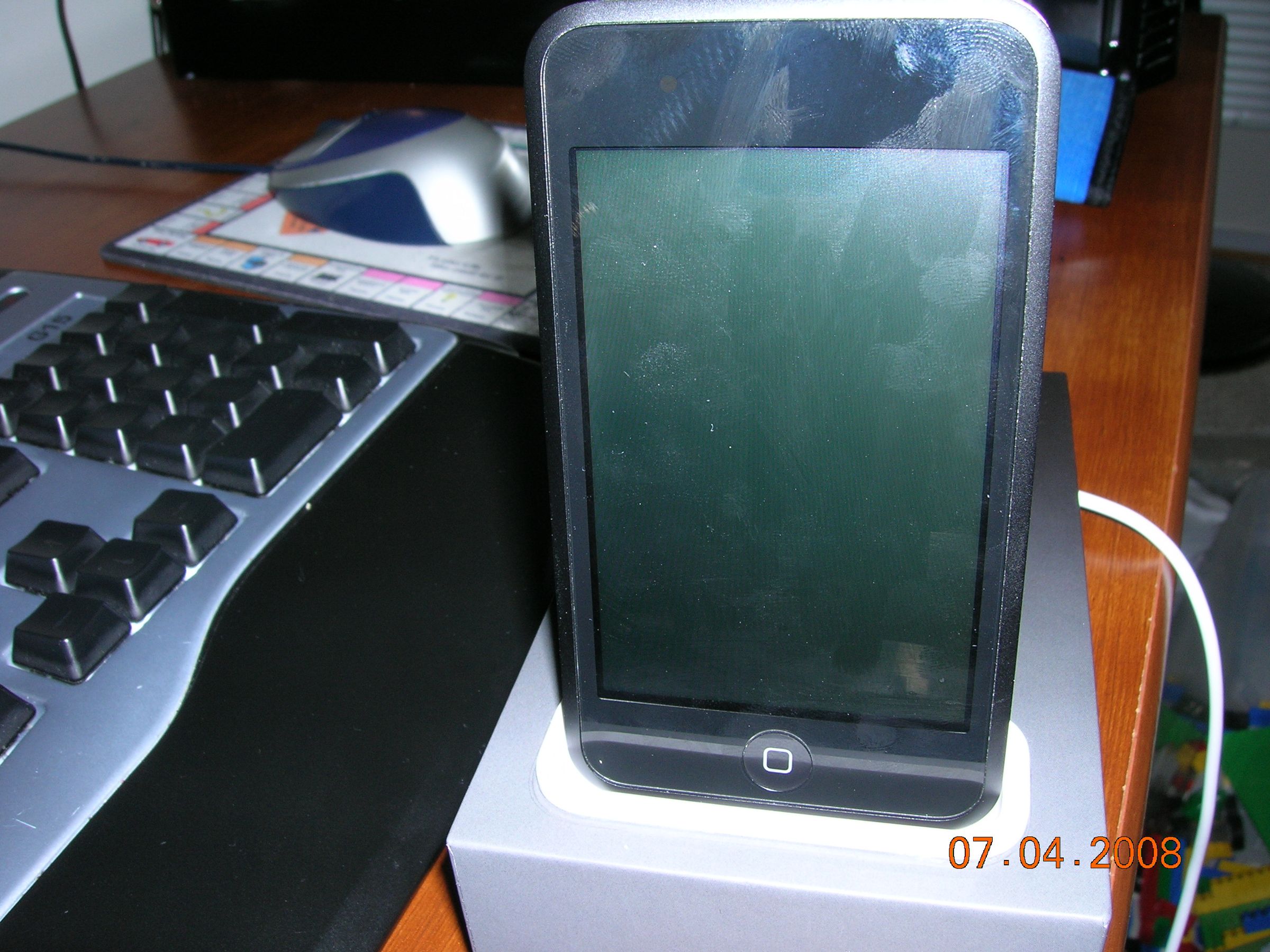 Cheap and Easy Ipod Dock! : 4 Steps - Instructables