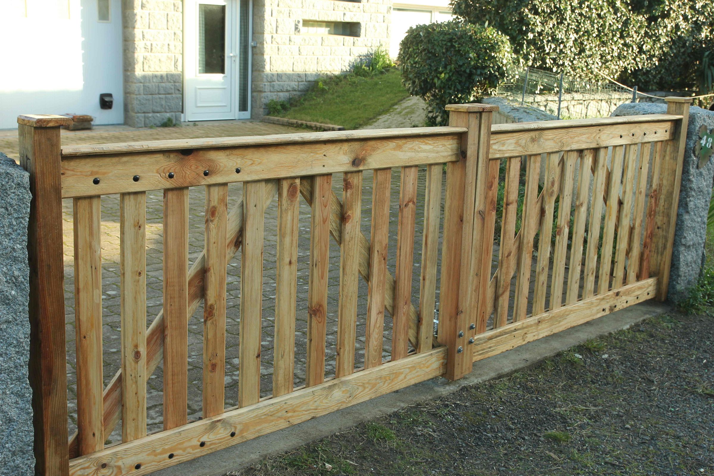 Pallet Wood Driveway Gates : 4 Steps - Instructables
