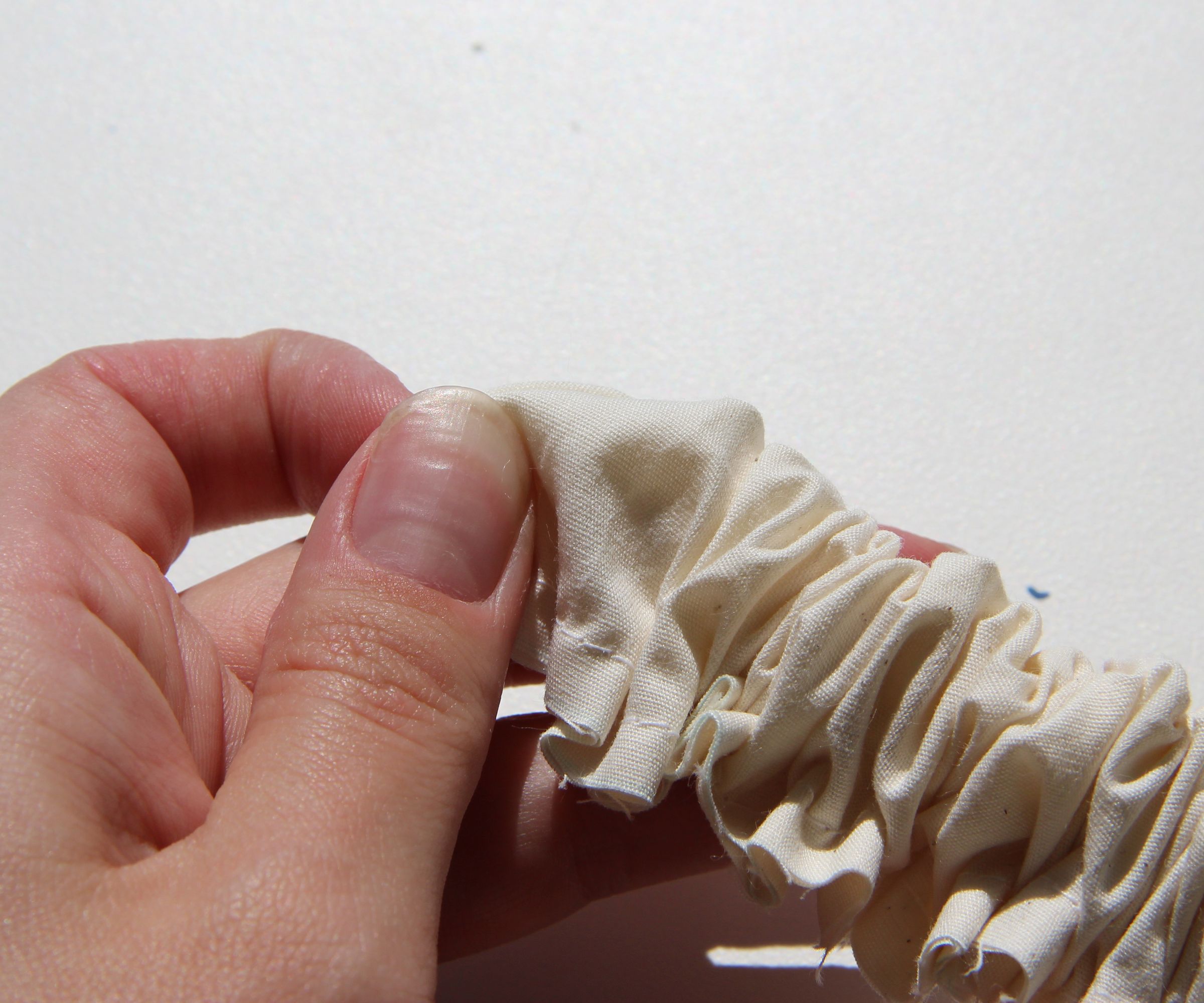 How to Turn a Skinny Piece of Fabric Right Side Out : 5 Steps (with ...