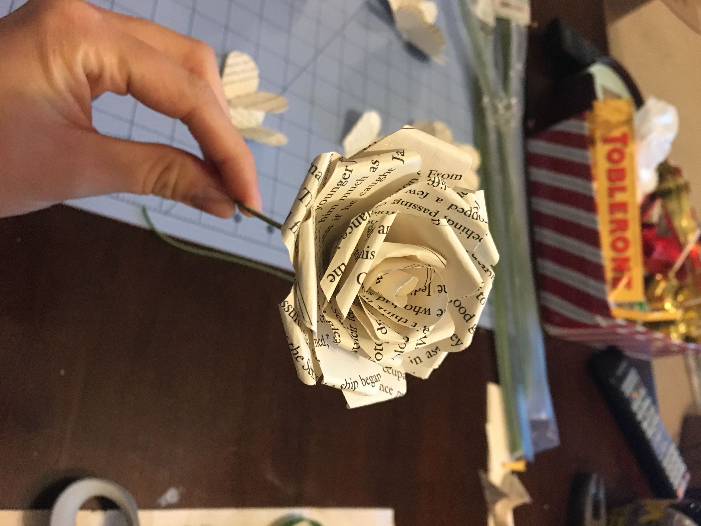 How to Make Book Page Flowers : 7 Steps (with Pictures) - Instructables
