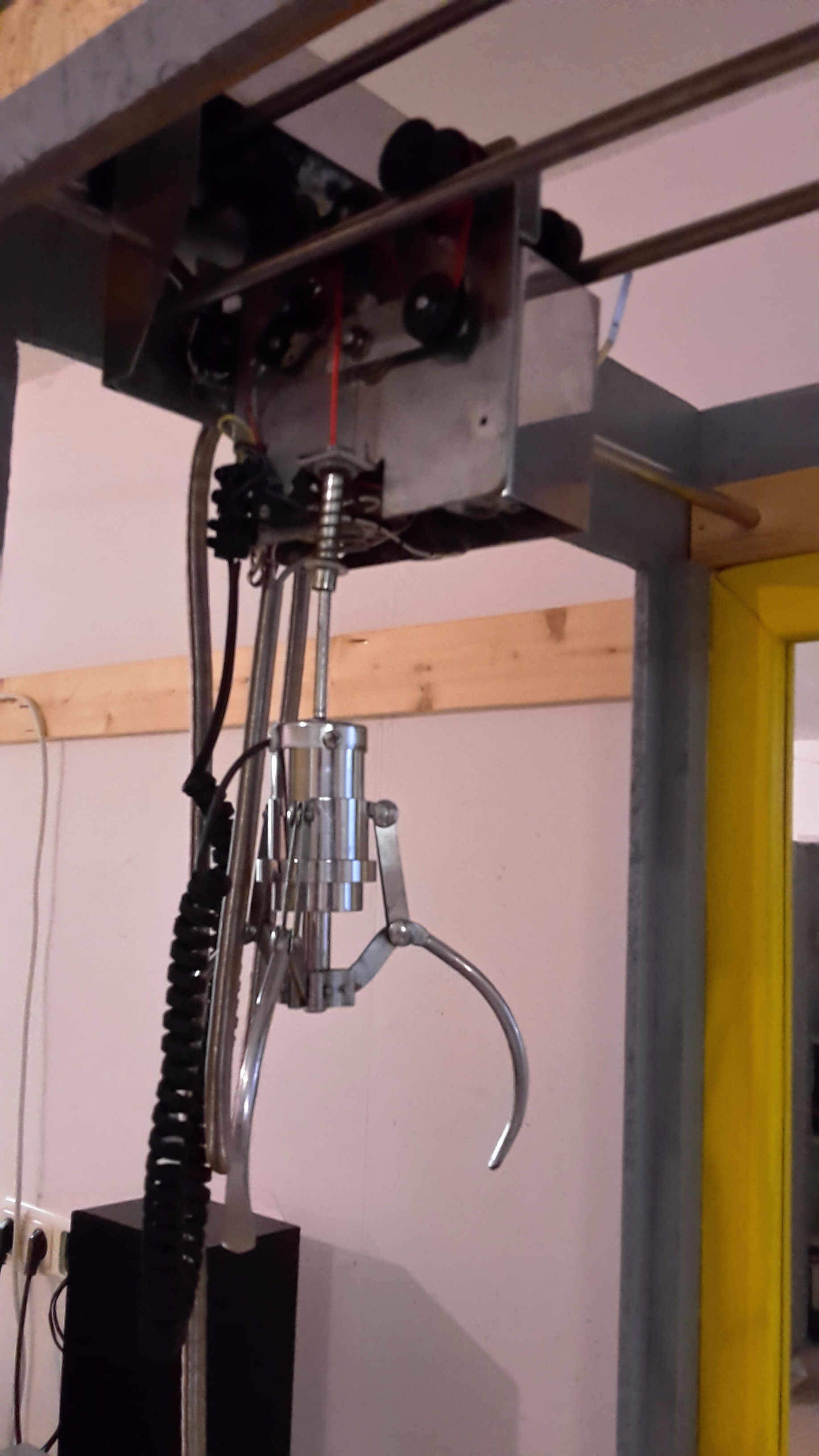 HOMEMADE CLAW MACHINE : 7 Steps (with Pictures) - Instructables