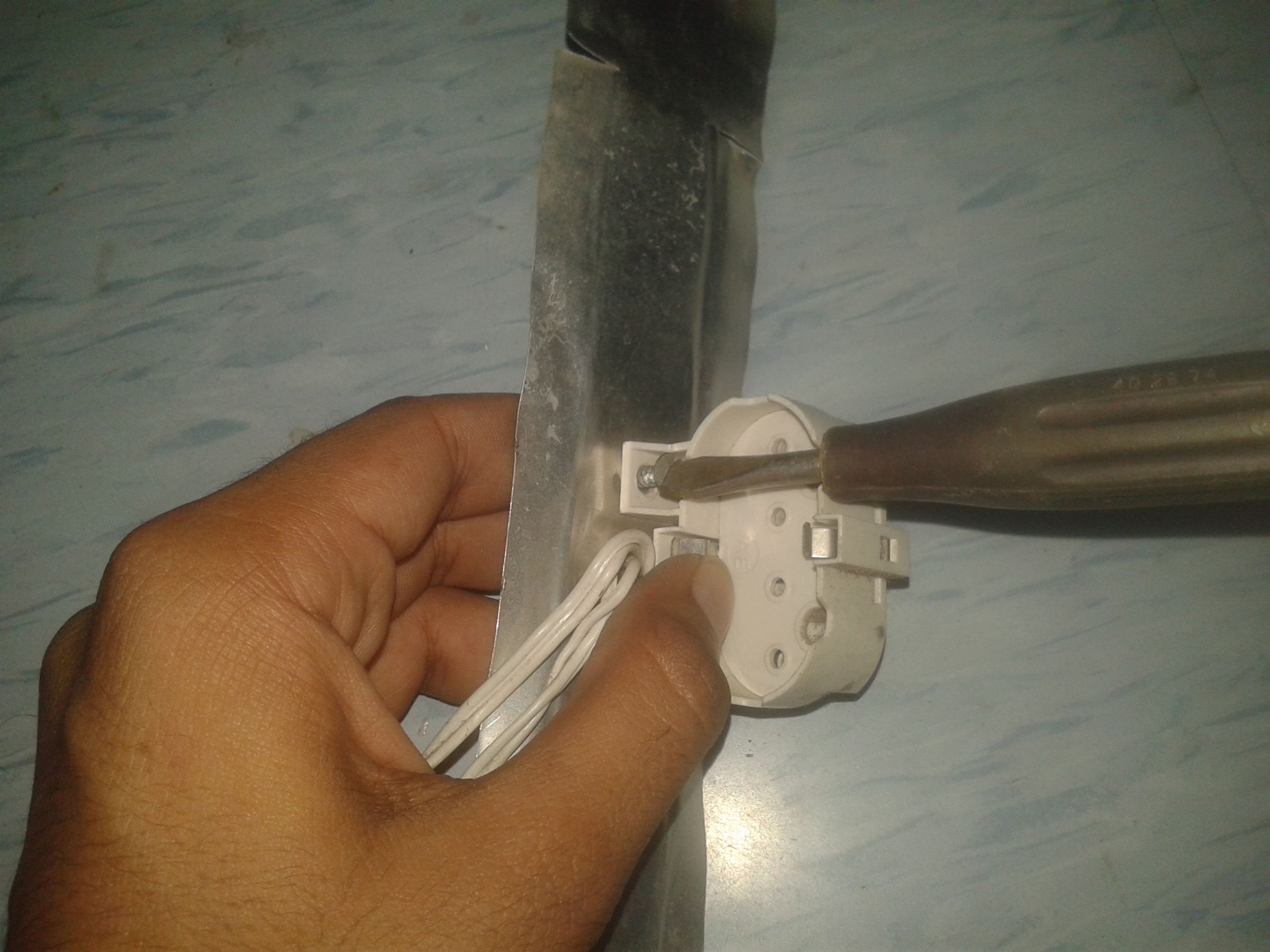 Easy DIY PLL Light Fitting for Planted Aquarium. : 7 Steps - Instructables