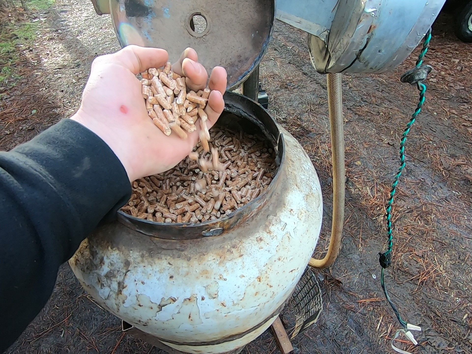Using Wood to Fuel a Generator! (How to Build a Wood Gasifier W ...