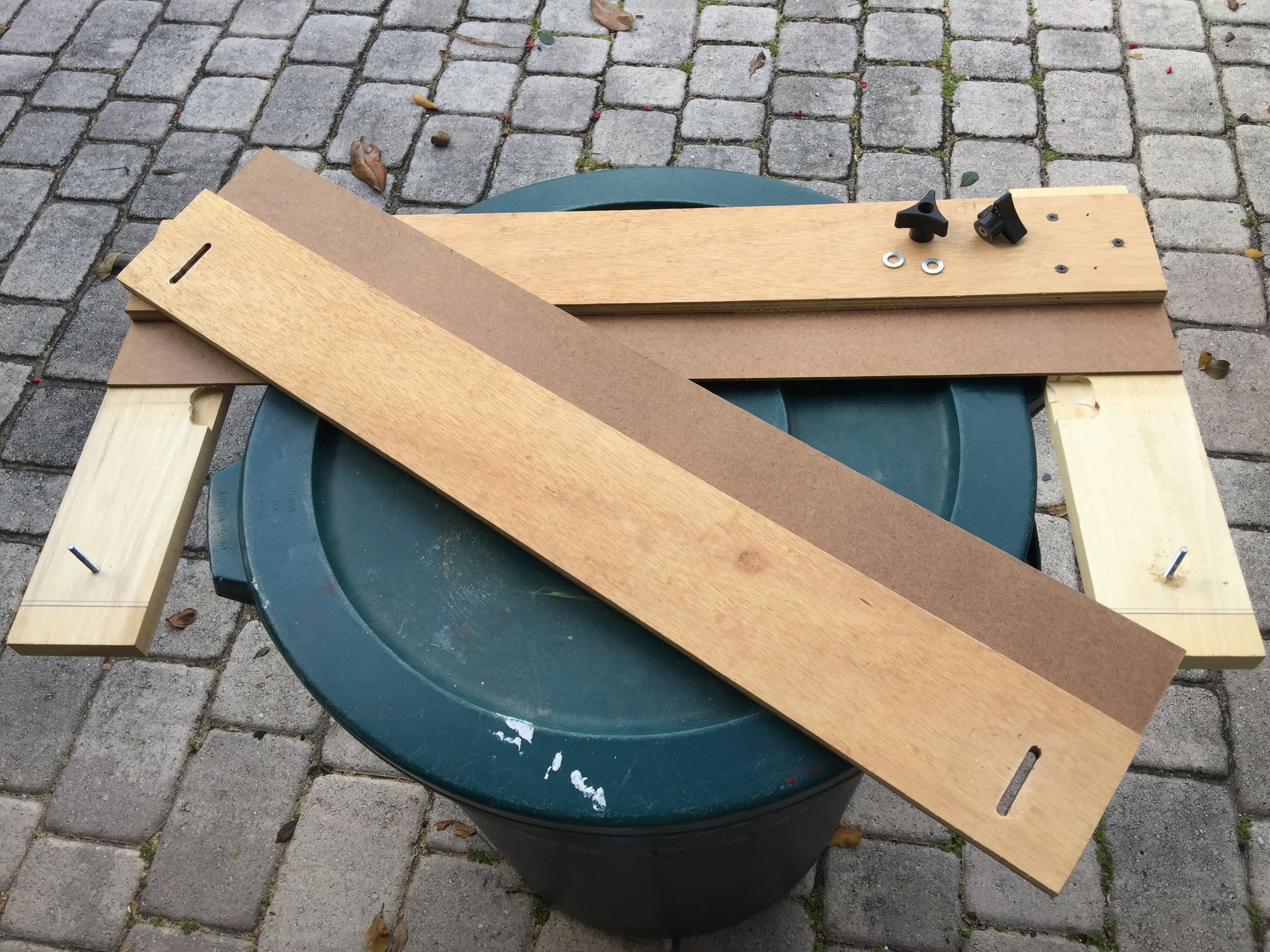 Adjustable Dado Jig From Scrap Wood : 4 Steps (with Pictures ...