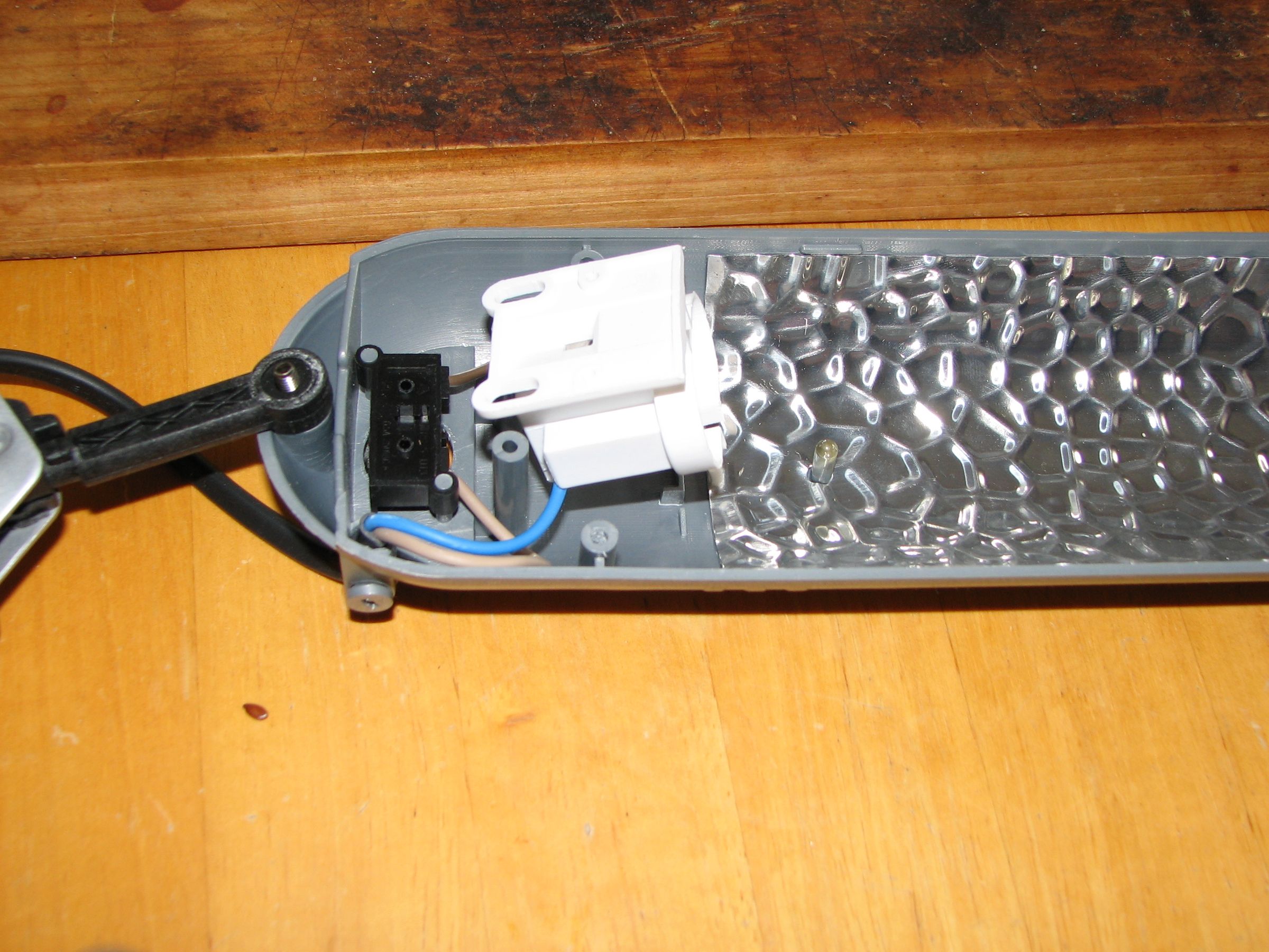 Retro Fit a Desk Lamp With LEDs : 8 Steps (with Pictures) - Instructables