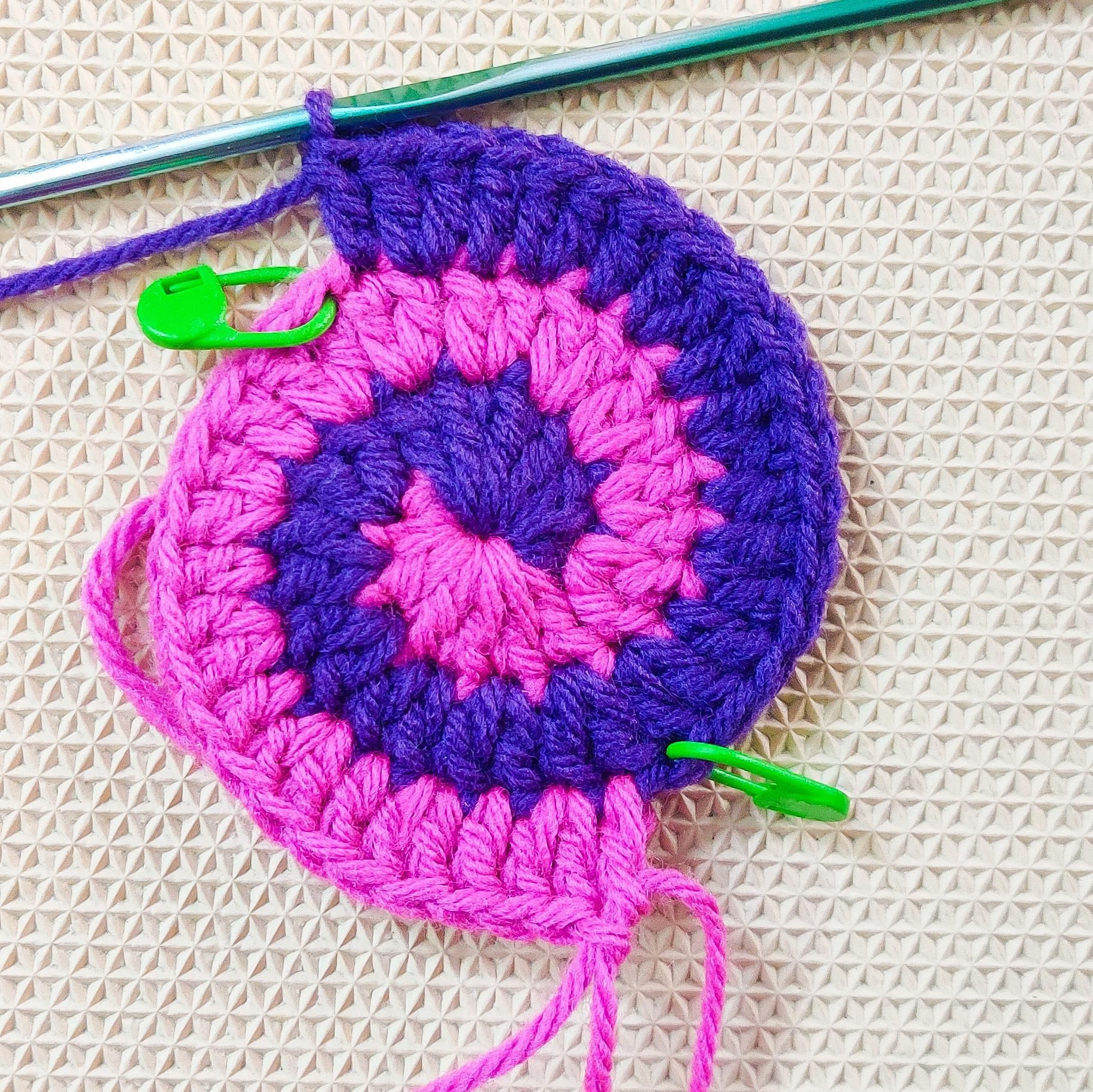 How to Make a Solid Two Color Spiral Crochet Circle : 8 Steps (with ...