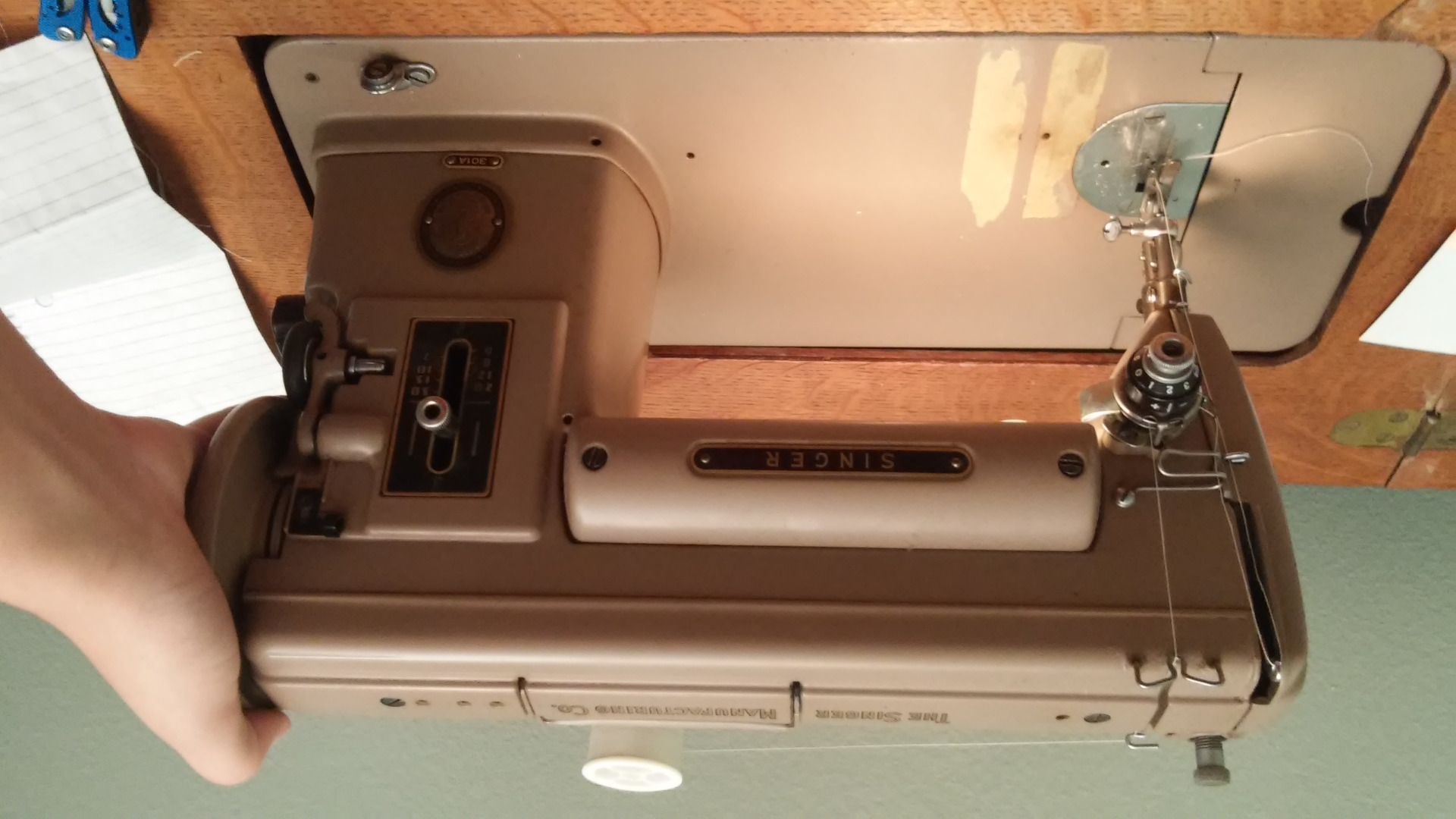 How to Set Up an Old Singer Sewing Machine : 4 Steps (with Pictures ...