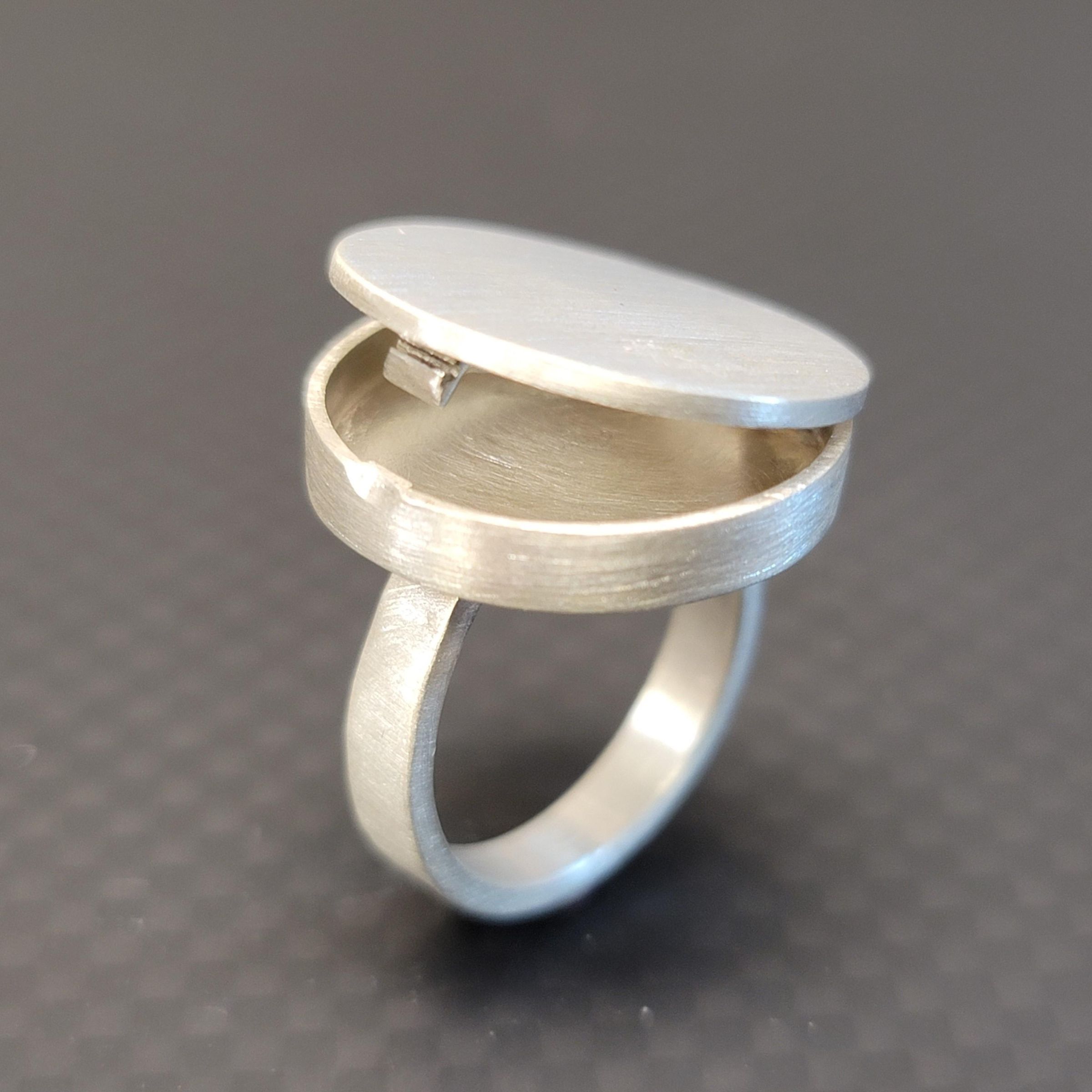Secret Compartment Ring : 6 Steps (with Pictures) - Instructables