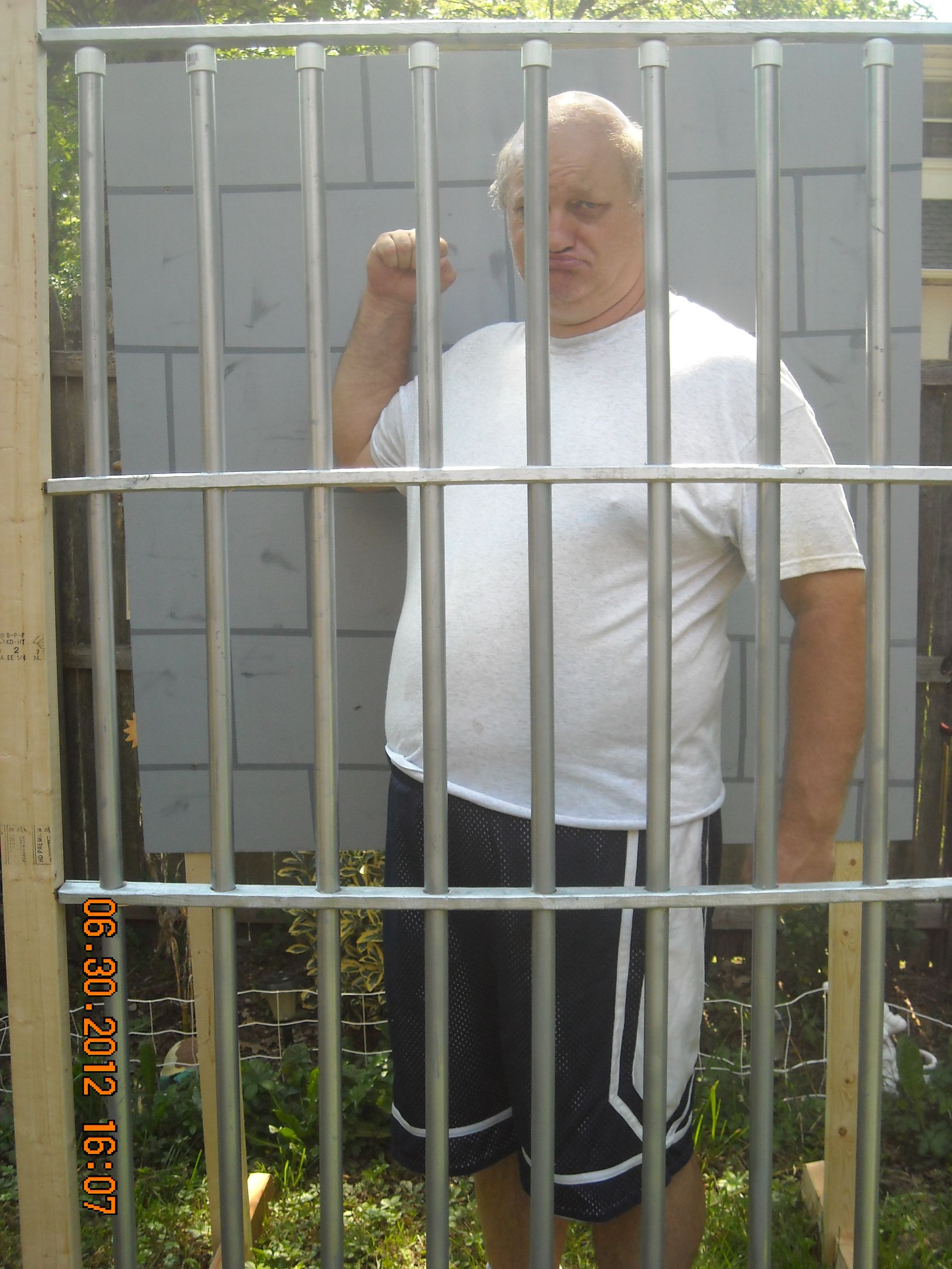 Fake Jail Cell Prop for Pictures : 8 Steps - Instructables