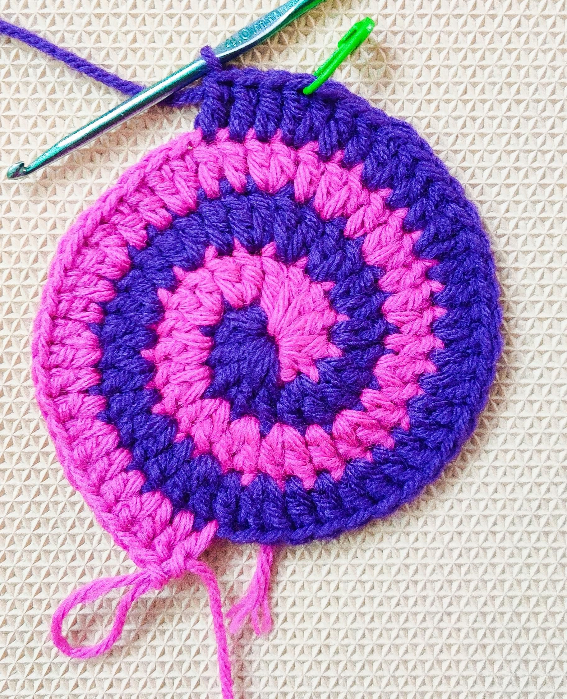 How to Make a Solid Two Color Spiral Crochet Circle : 8 Steps (with ...