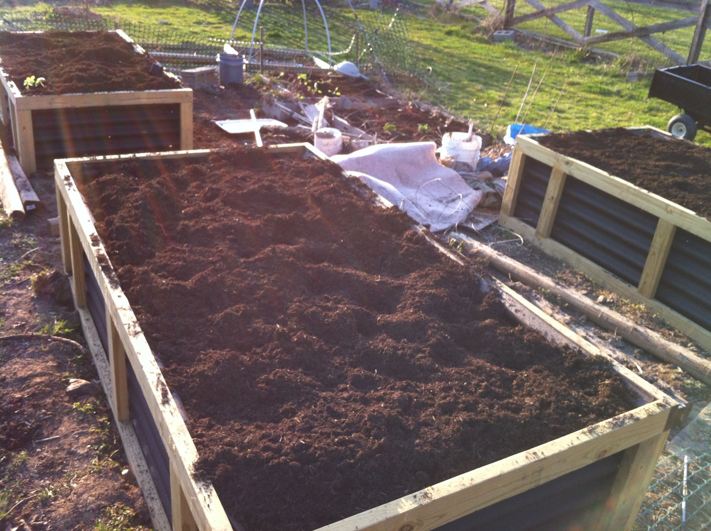 No Irrigation Raised Bed Gardening System (Hugelkultur) : 13 Steps ...