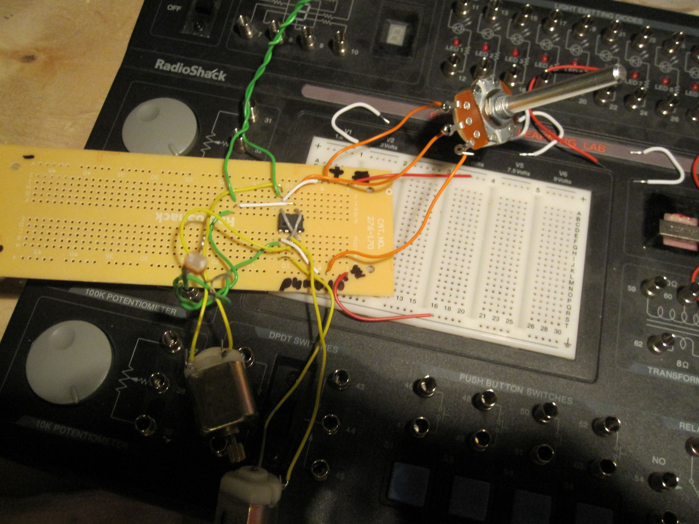 Simple Light Seeking Robot With 555 Timing IC : 10 Steps (with Pictures) - Instructables