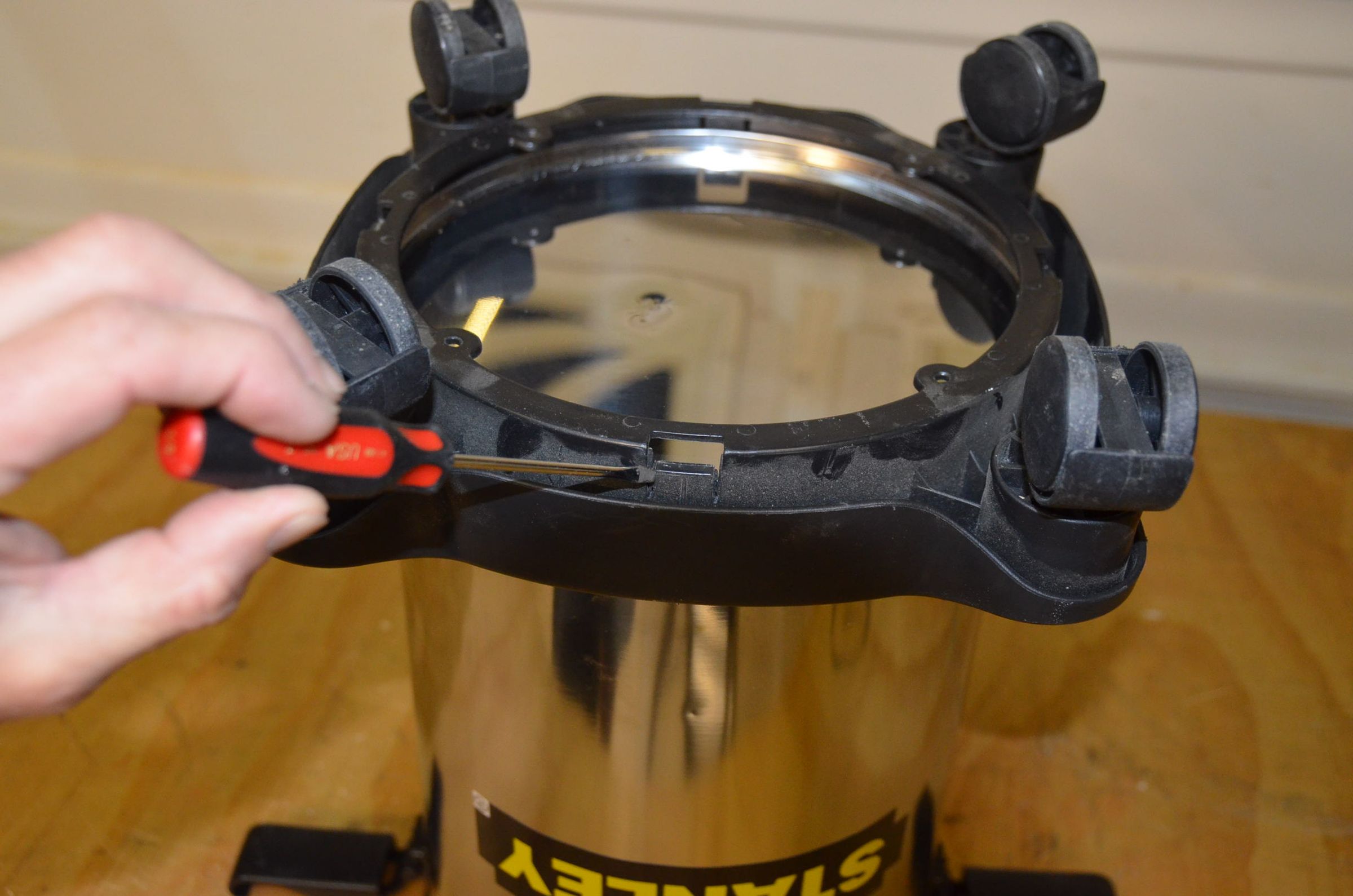 Inexpensive ($134) Self-contained Portable Shop-vac Dust Collector : 9 ...