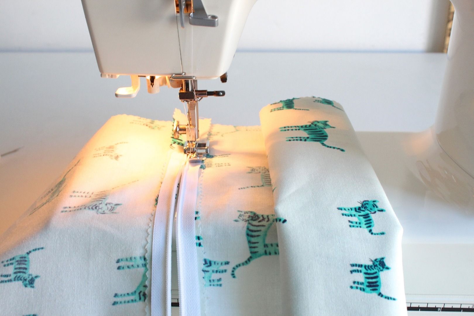 How to Sew a Zippered Pillow Cover : 10 Steps (with Pictures ...