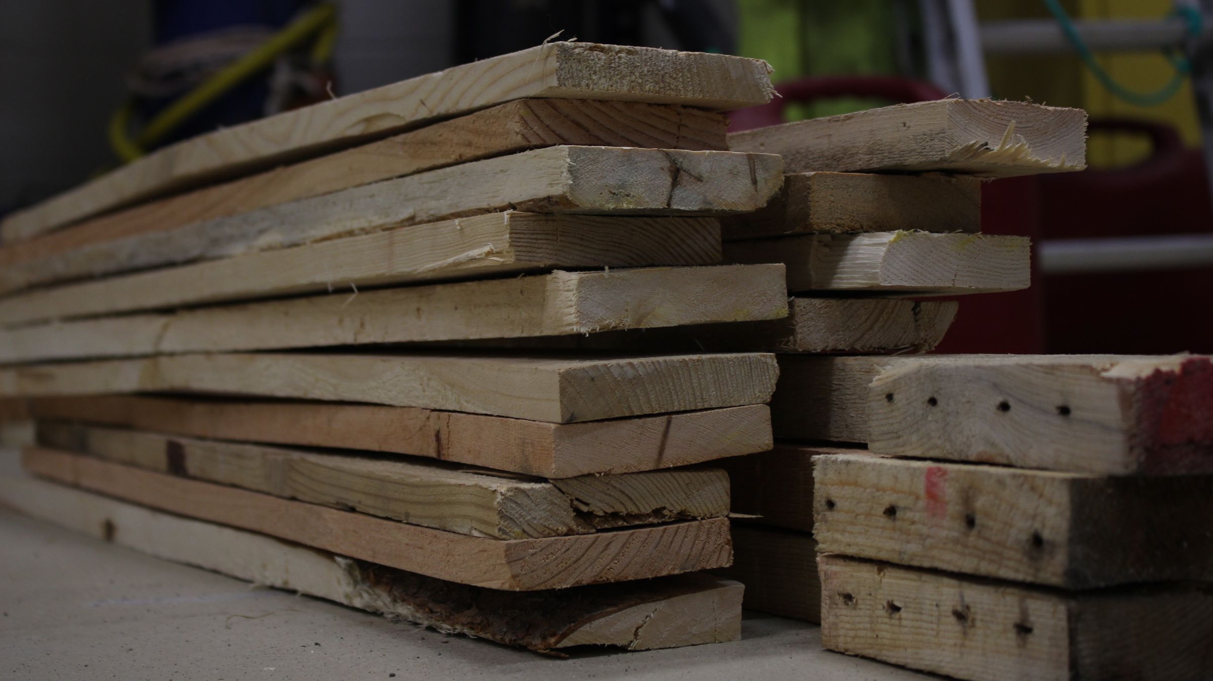 How to Efficiently Disassemble a Pallet in Three Easy Steps : 4 Steps ...