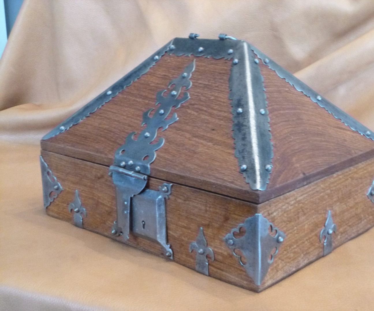 Medieval / Renaissance Box : 10 Steps (with Pictures) - Instructables