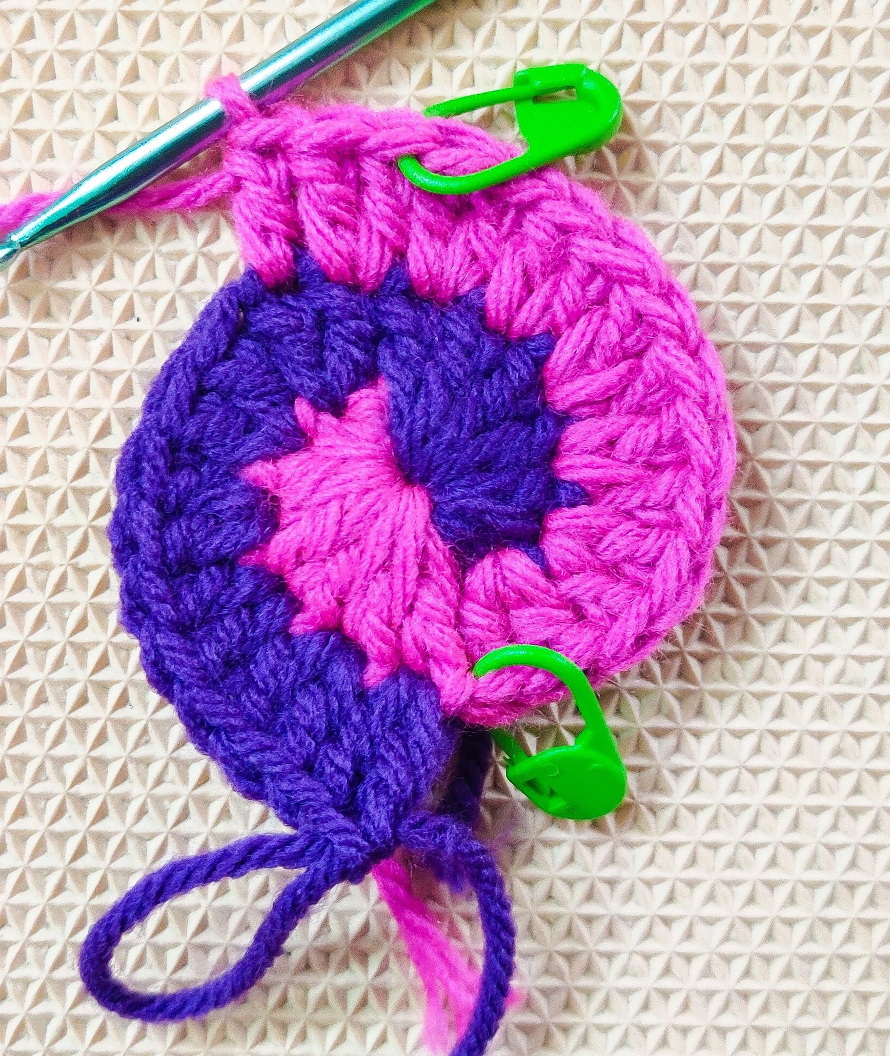 How to Make a Solid Two Color Spiral Crochet Circle : 8 Steps (with ...
