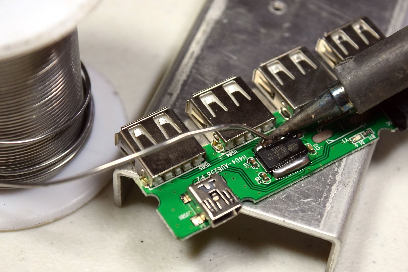 DIY Portable Solar Powerbank (w/ 110v Outlets & USB Ports) : 33 Steps ...