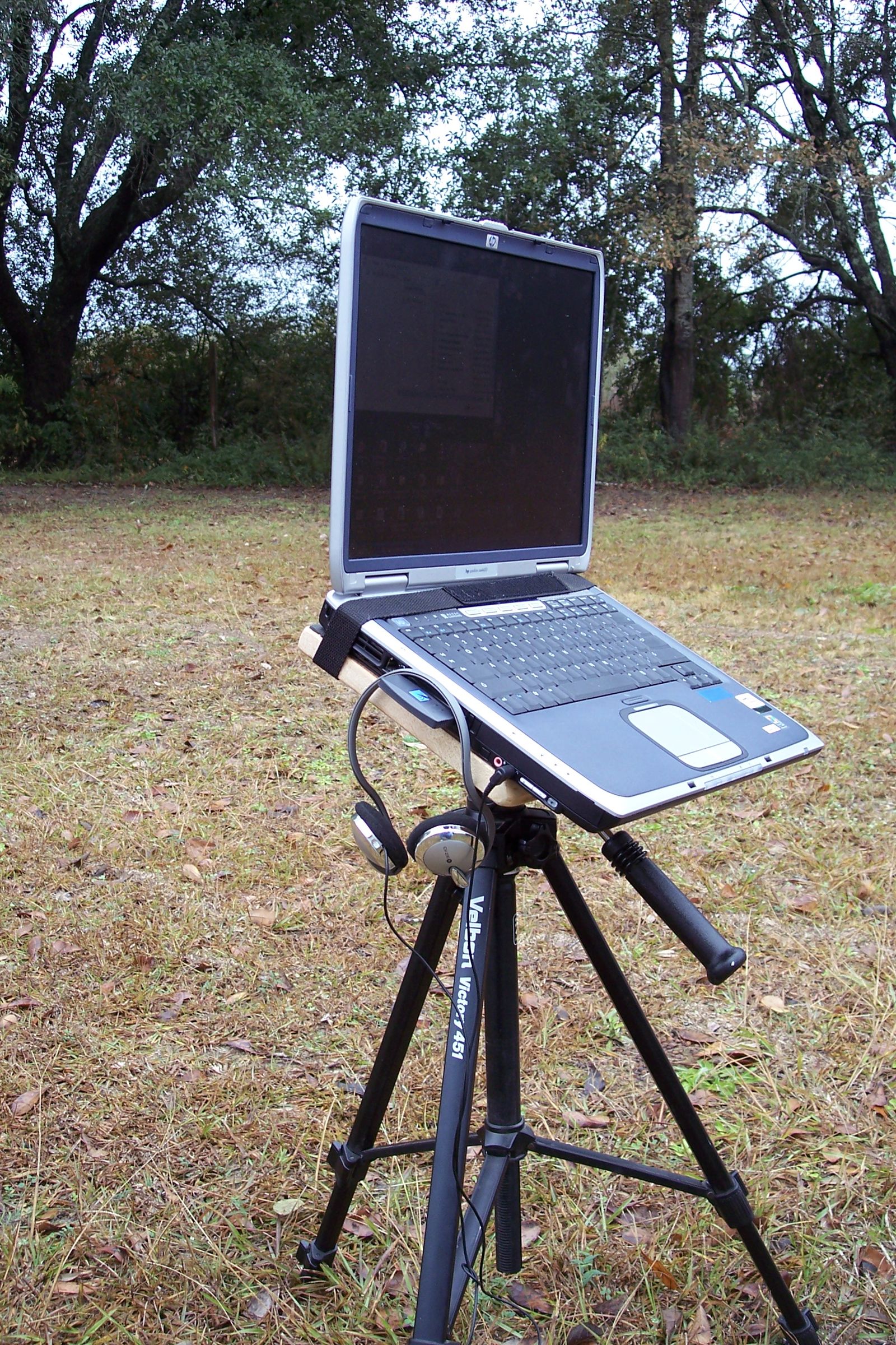 LAPTOP DESK FROM OLD CAMERA TRIPOD : 4 Steps - Instructables