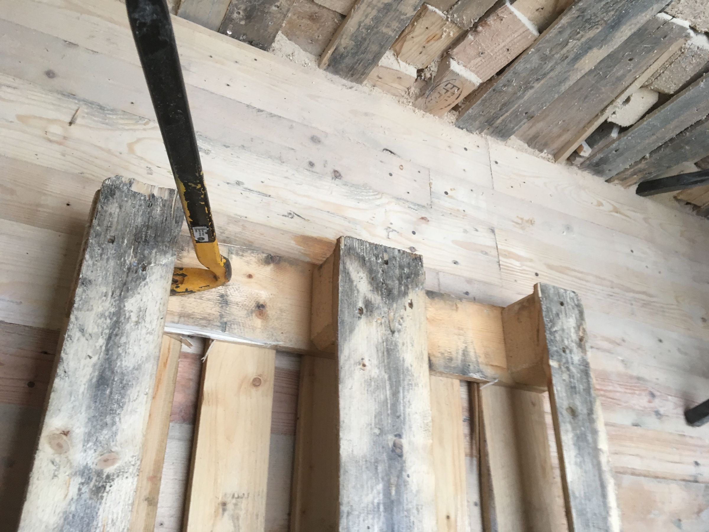 How to Disassemble a Pallet Efficiently : 8 Steps (with Pictures ...