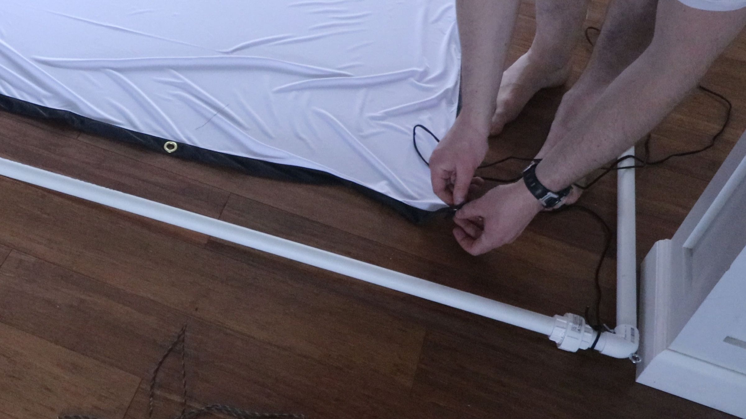 DIY Inexpensive Collapsible Projector Screen Frame : 8 Steps (with ...
