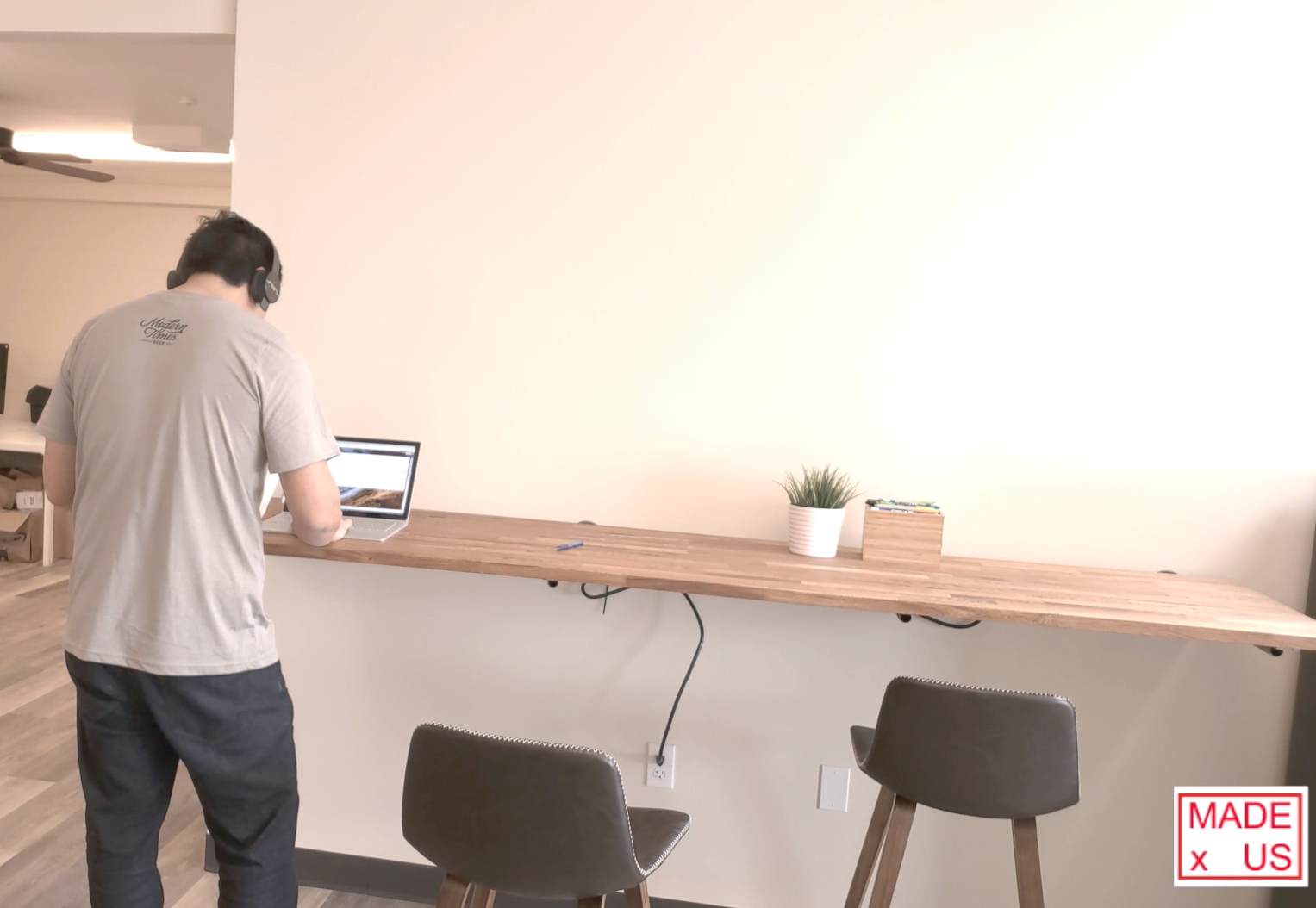 Floating Standing Desk : 7 Steps - Instructables