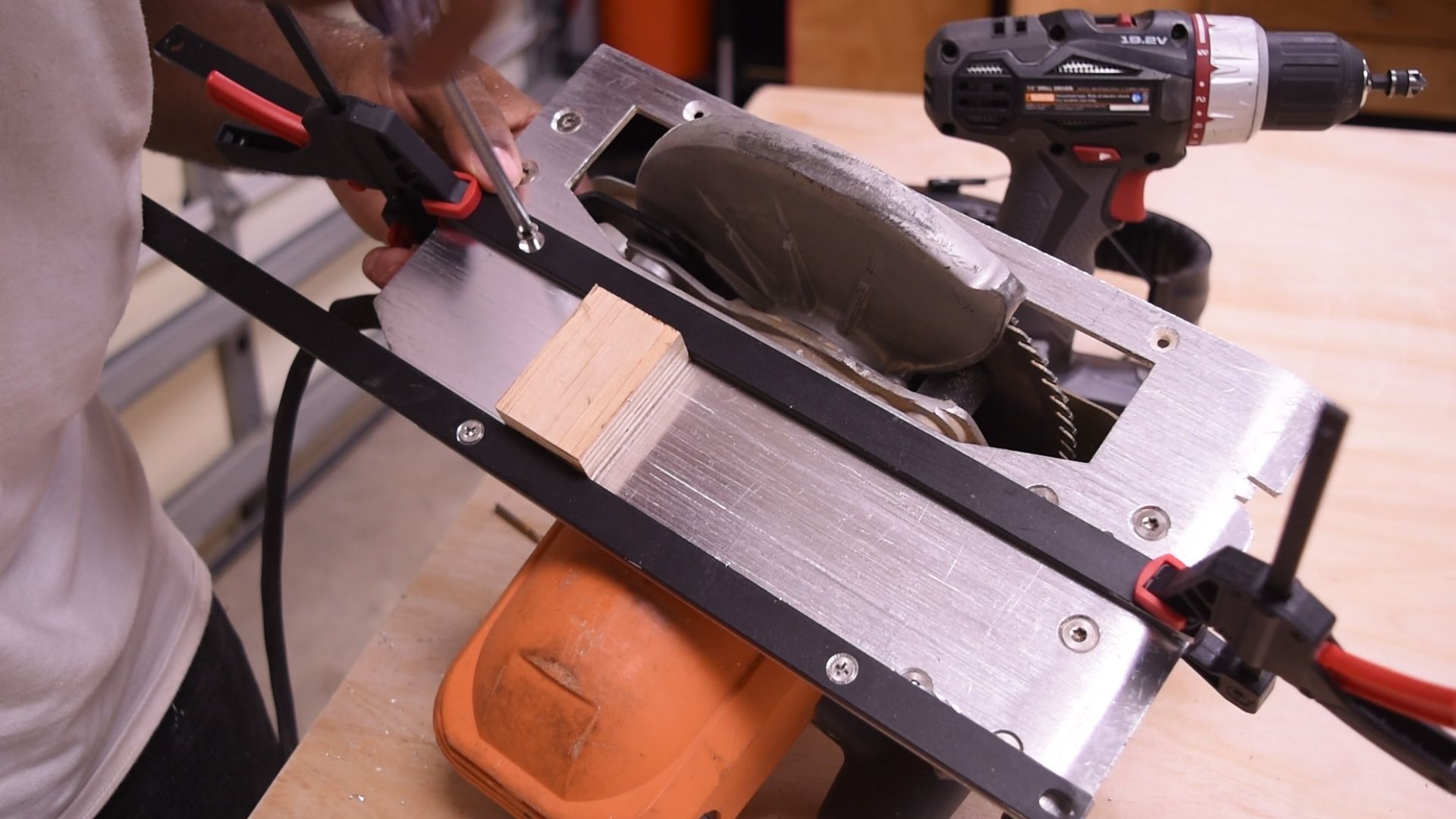 How to Make a Track Saw Guide for a Circular Saw : 8 Steps (with ...