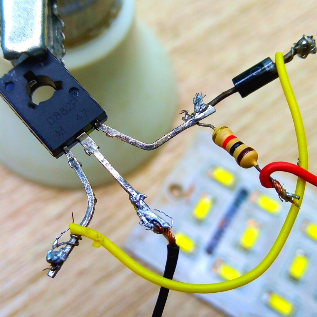 HOW TO MAKE a AUTOMATIC EMERGENCY LIGHT CIRCUIT USING D882 TRANSISTOR ...