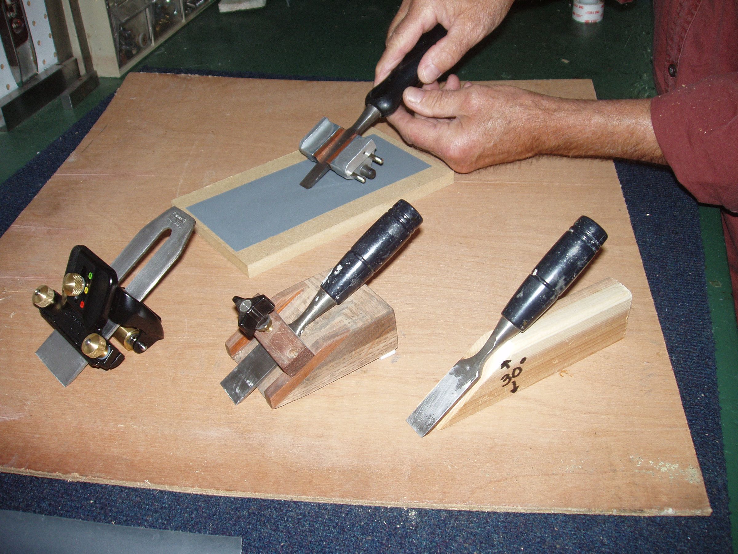 How to Sharpen Your Woodworking Tools With Sandpaper : 9 Steps ...