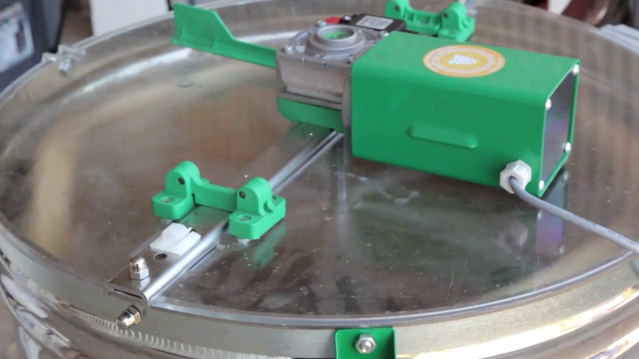 How to Extract Honey From Honeycomb : 7 Steps (with Pictures ...