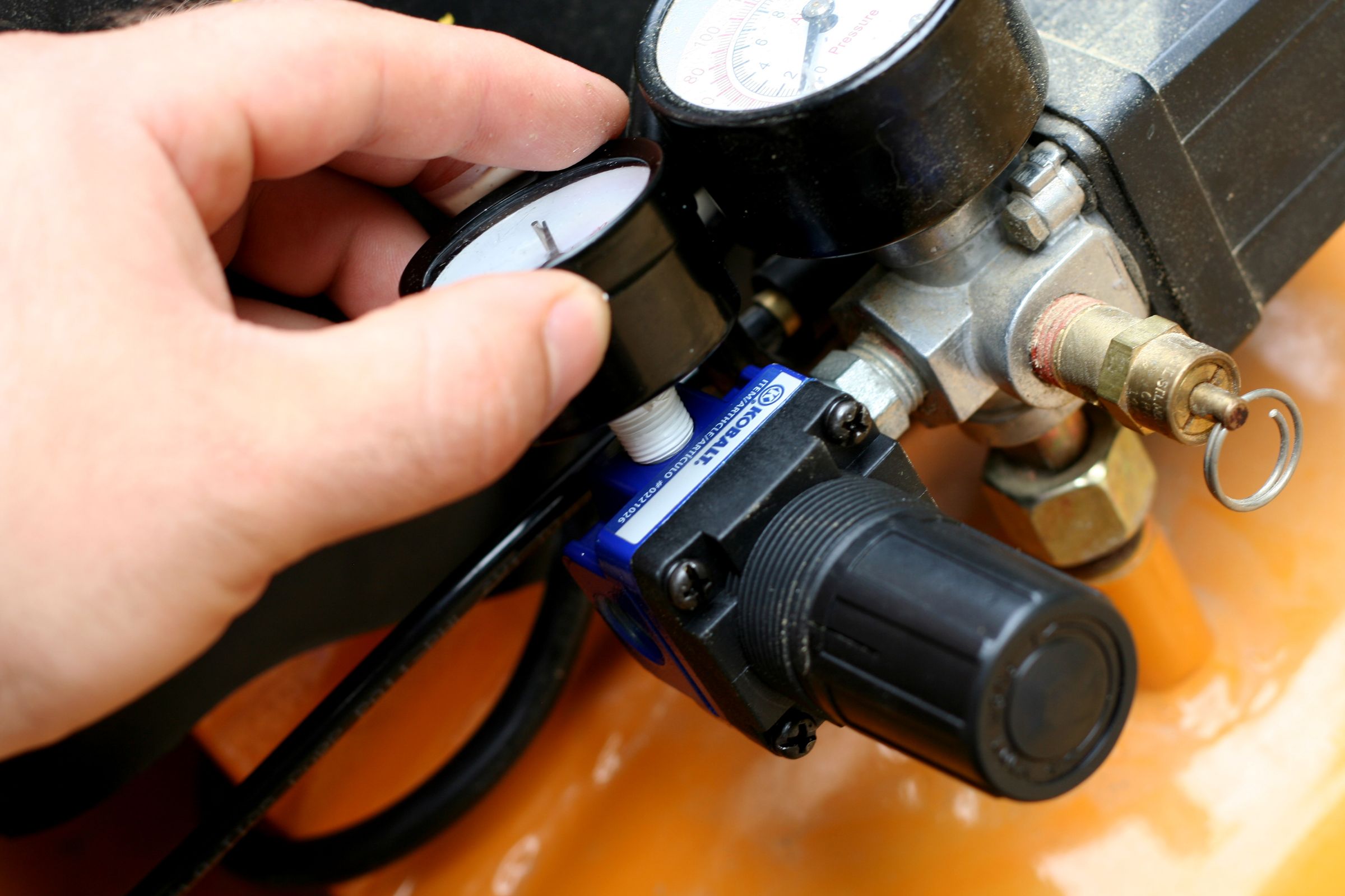 Replace the Regulator on a Pancake Air Compressor : 5 Steps (with ...