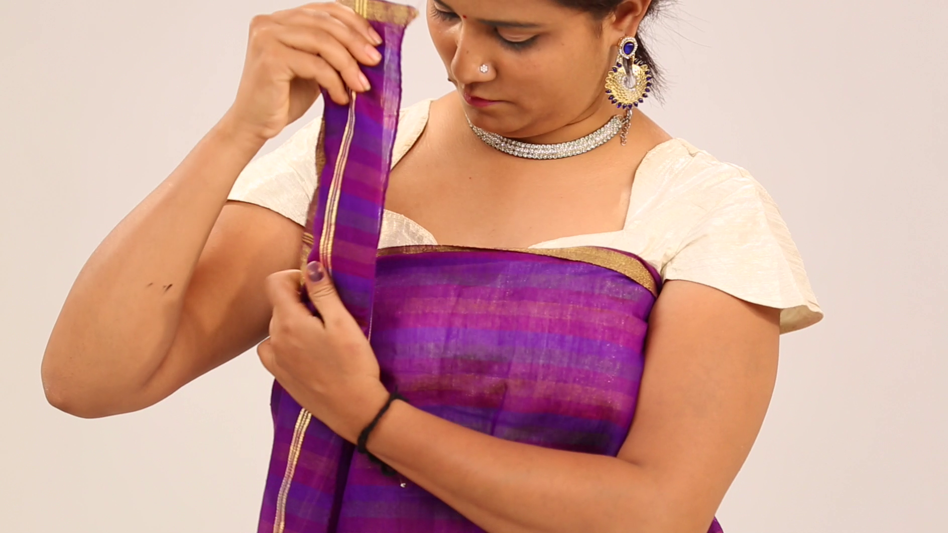 How to Wear a Saree Step by Step in 2 Mins Perfectly & Neatly to Look ...