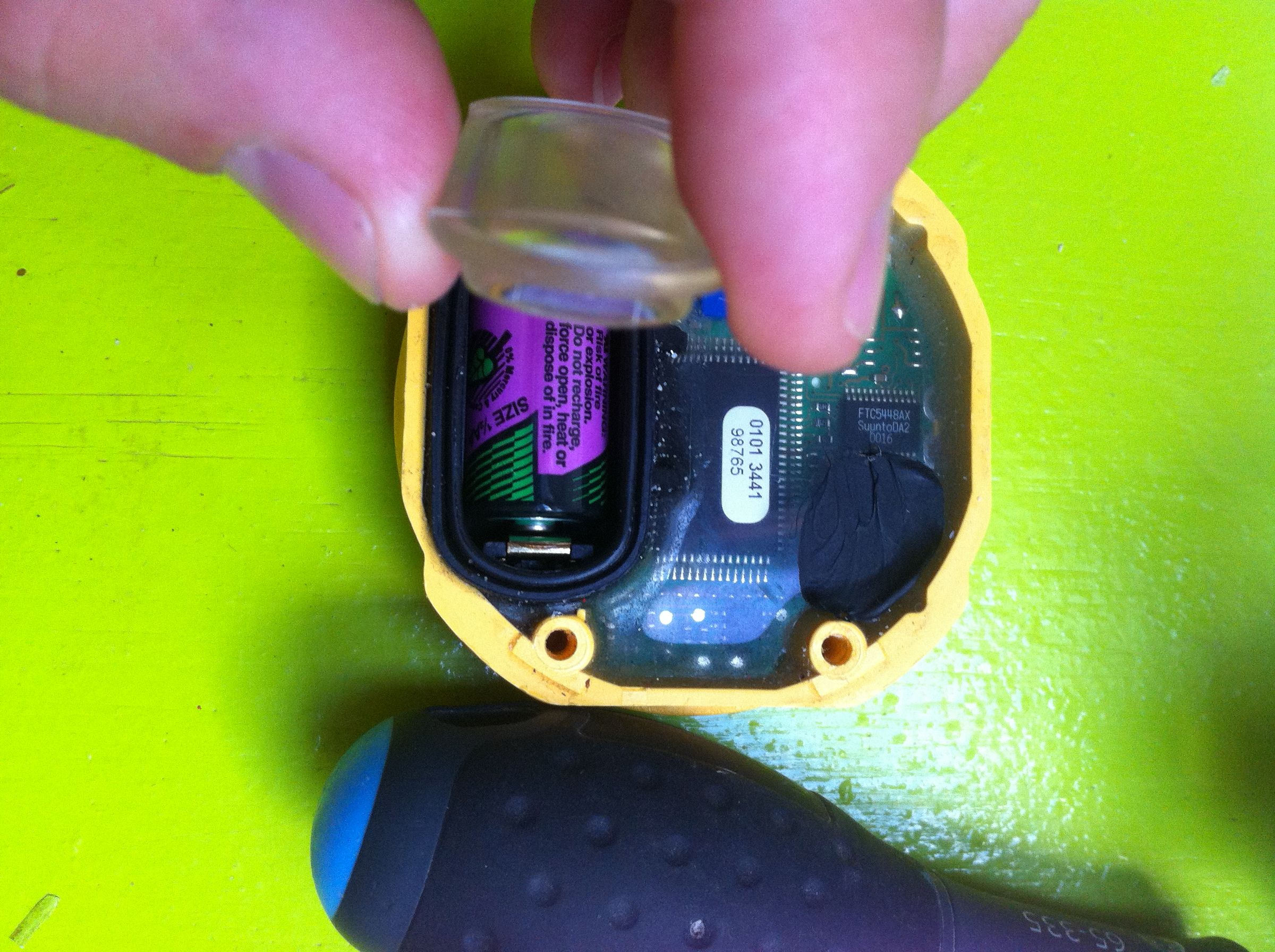 Change the Battery of an Suunto Octopus 2 : 4 Steps - Instructables