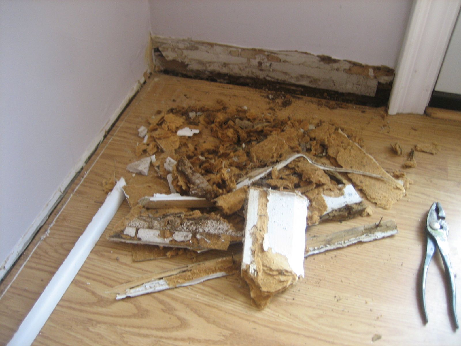 BASEBOARD MOLDING REPAIR : 8 Steps (with Pictures) - Instructables