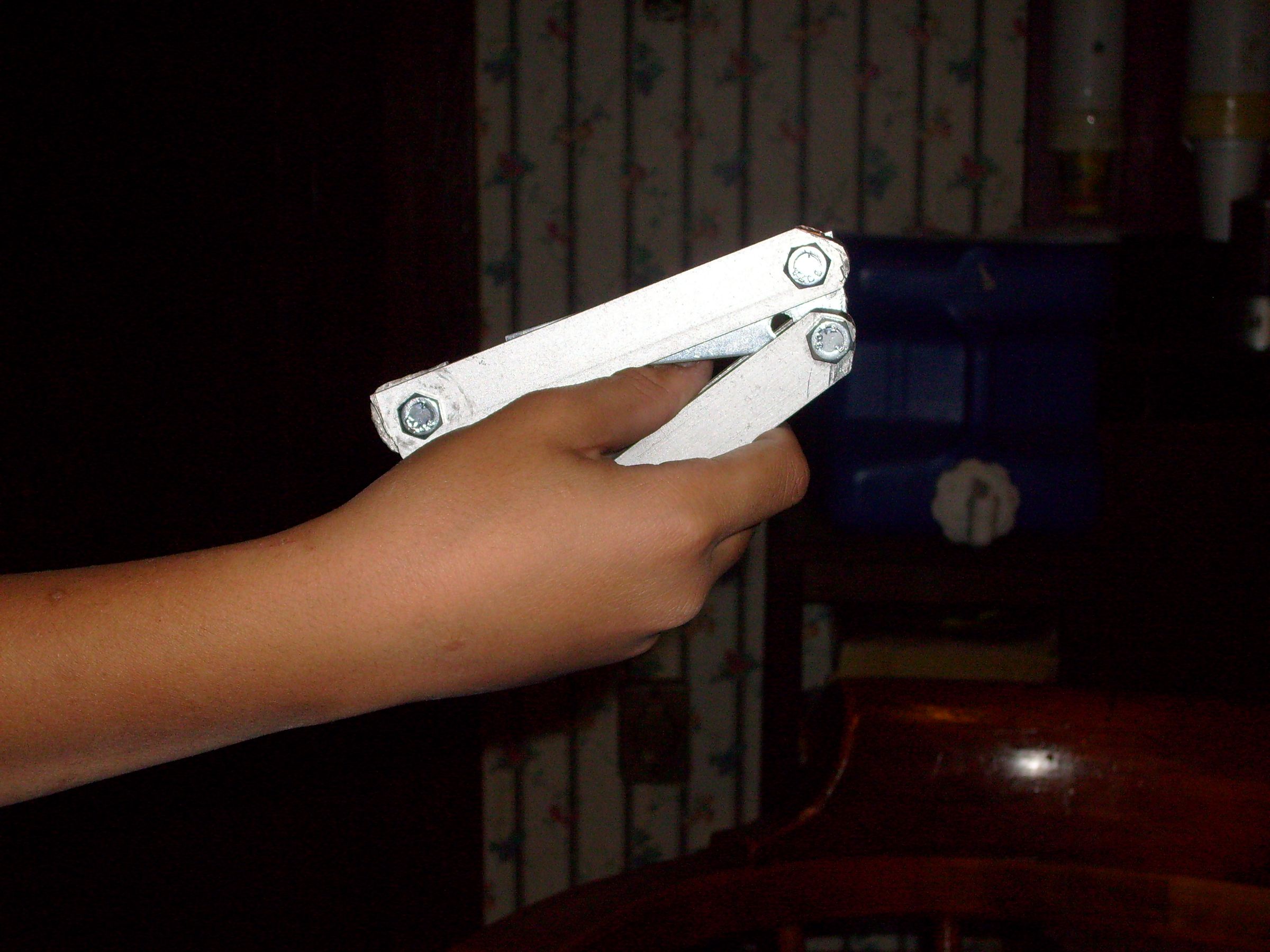 Balisong:Basic Open : 7 Steps - Instructables