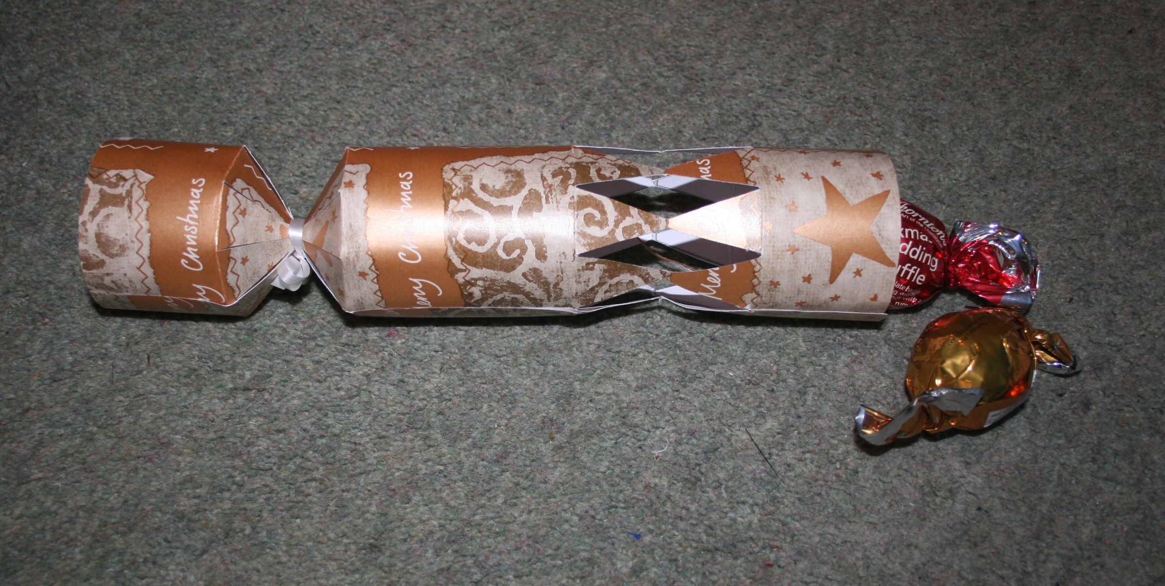 Make Your Own Personalised (Christmas) Crackers : 6 Steps (with ...