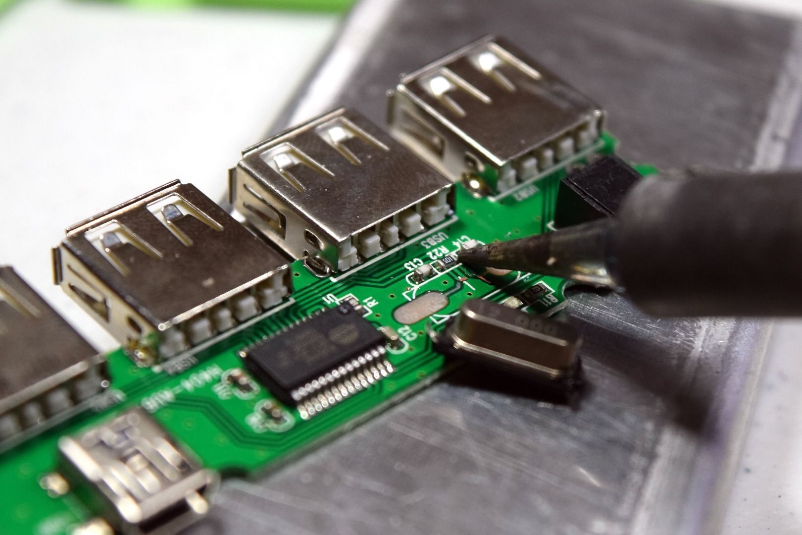 DIY Portable Solar Powerbank (w/ 110v Outlets & USB Ports) : 33 Steps ...