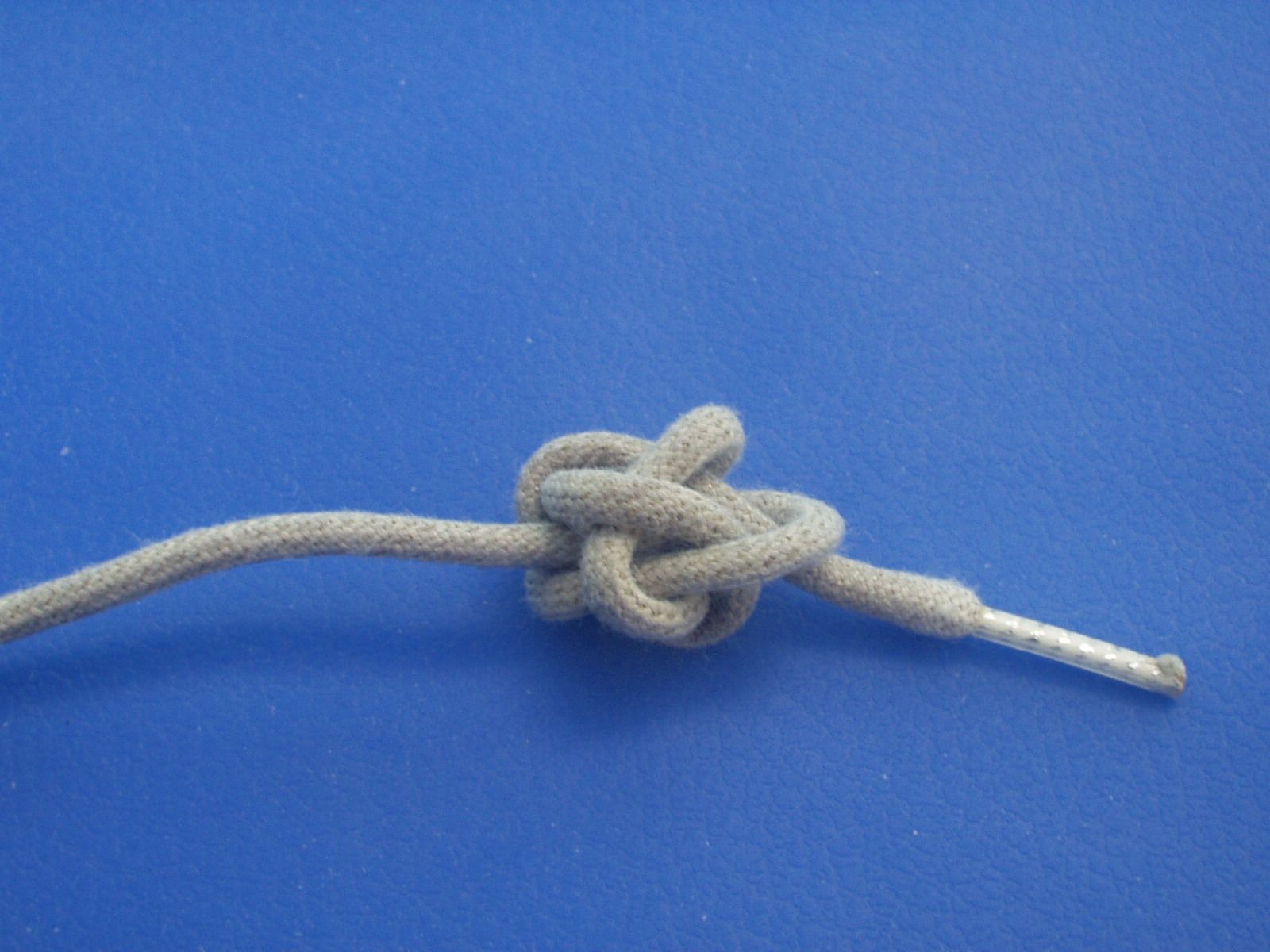Wordless Tutorial III - Single Strand Diamond Stopper Knot : 12 Steps ...