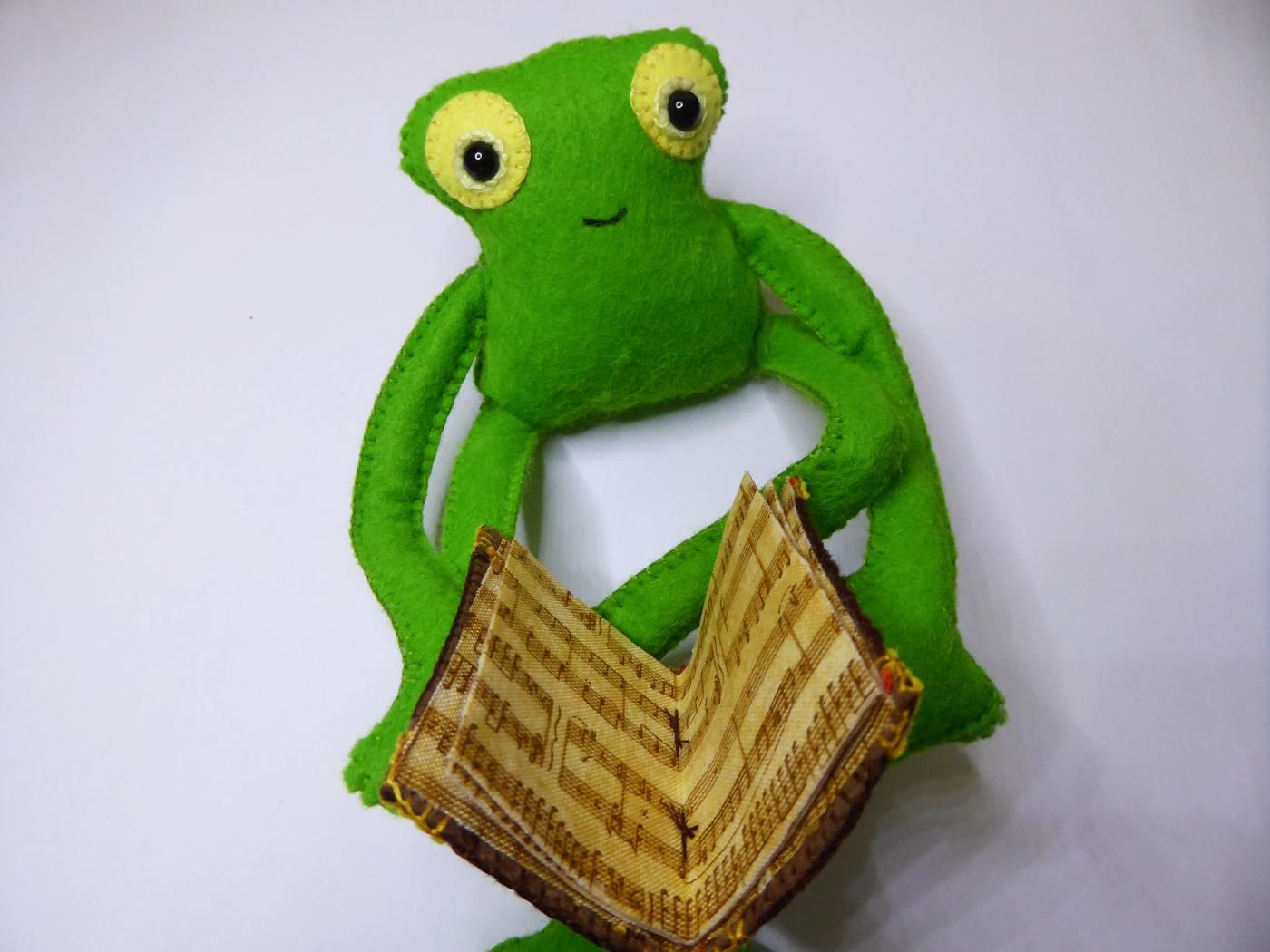 Frog’s Book Nook – an Embroidered Felt Art Diorama : 12 Steps (with ...
