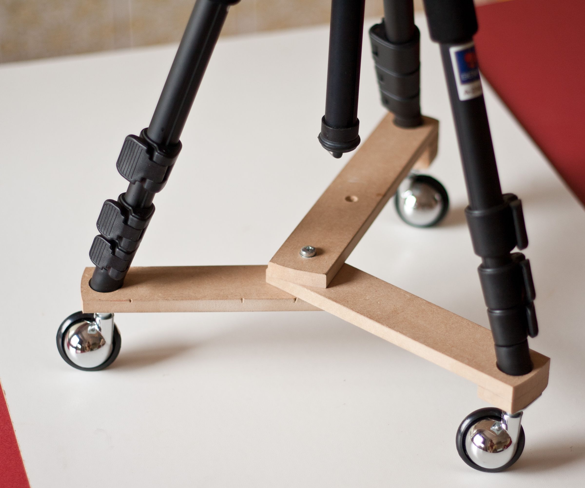 Small Foldable Tripod Dolly : 9 Steps (with Pictures) - Instructables