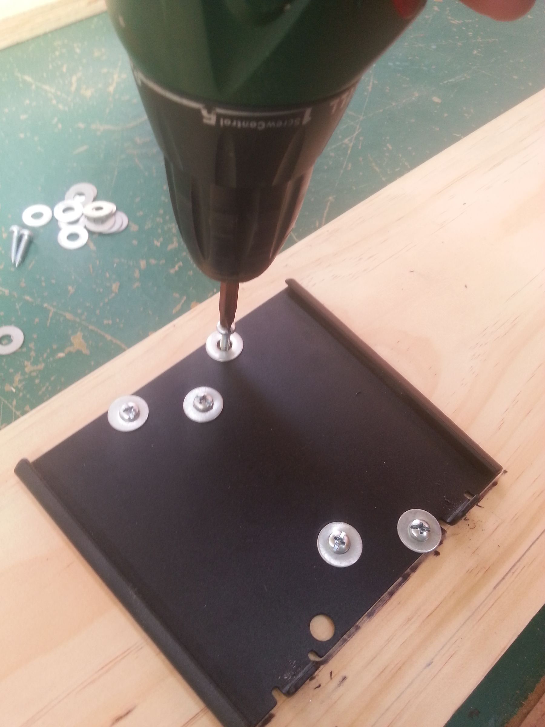 Triple Monitor Wall Mount : 6 Steps - Instructables