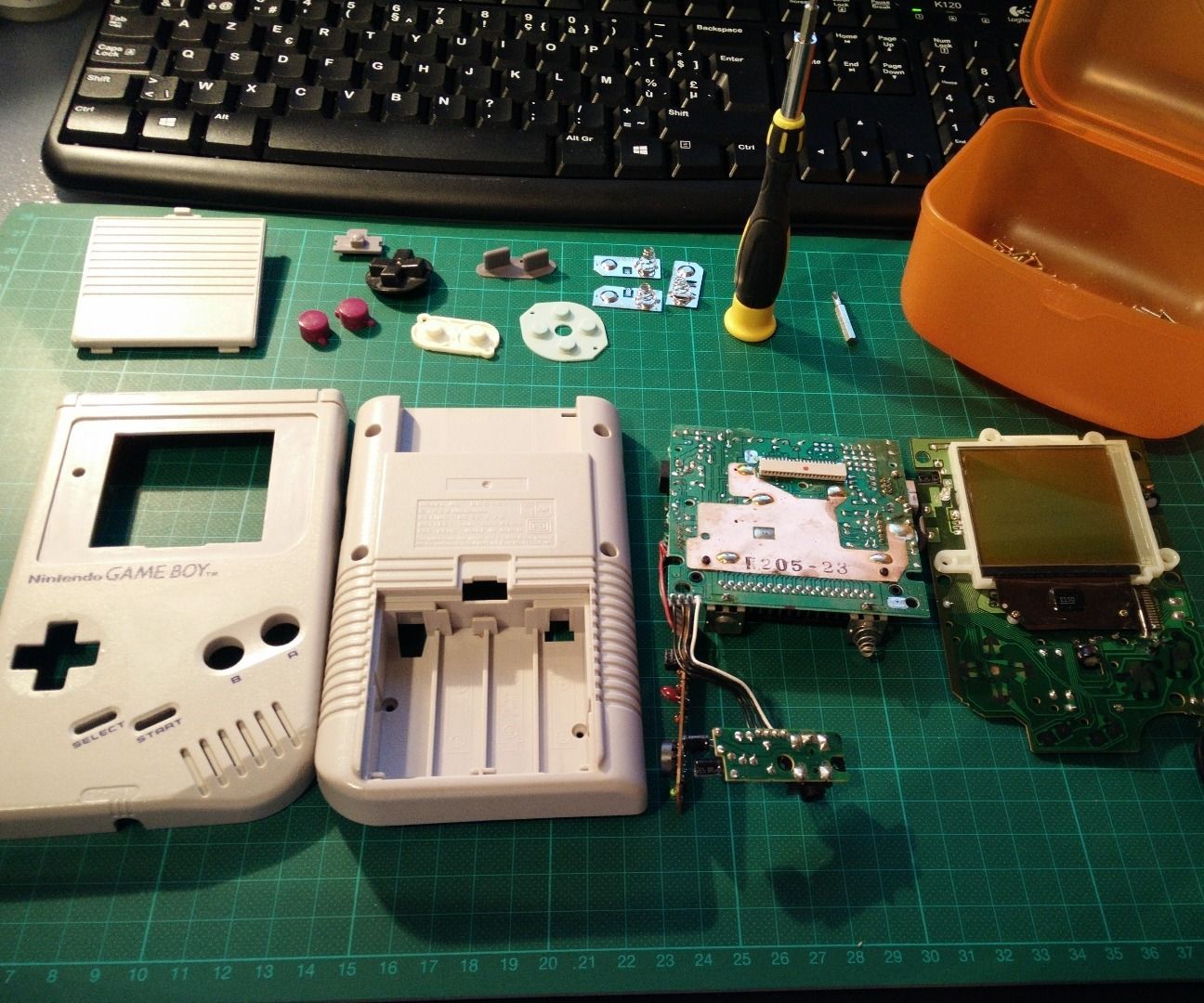 Taking Apart a Nintendo Gameboy : 13 Steps (with Pictures) - Instructables